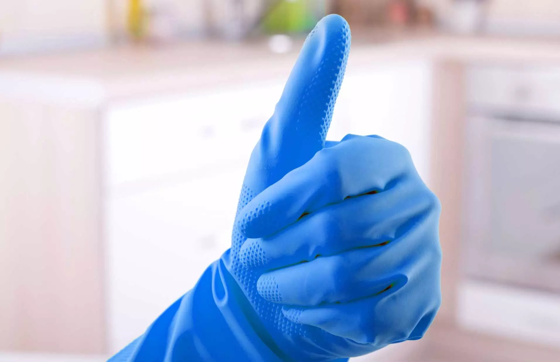 Un adulto con TDAH levanta el pulgar después de lavar los platos y limpiar la casa