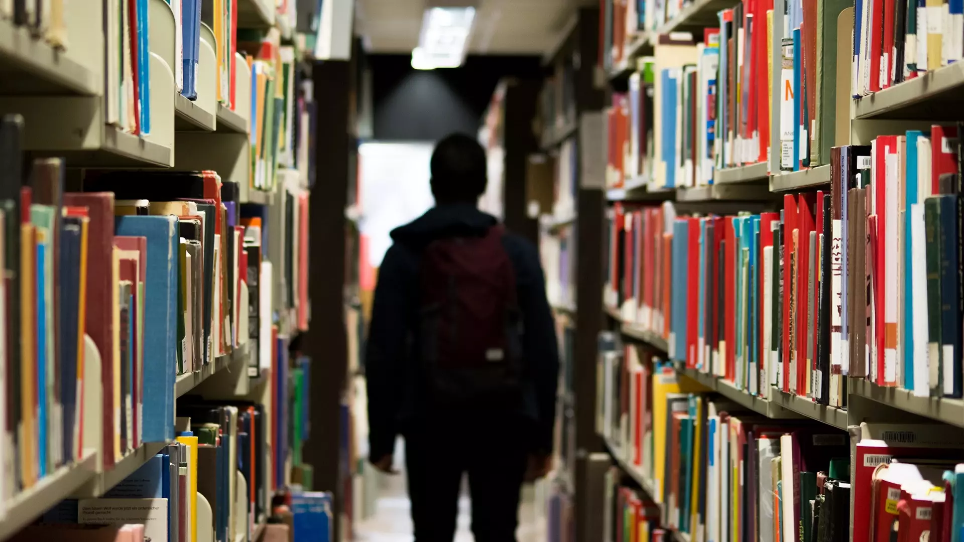 Seorang remaja dengan ADHD di perpustakaan, menyelidik motivasi intrinsik
