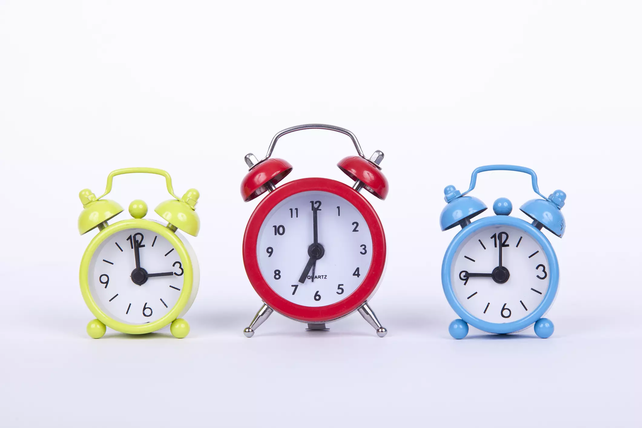 گروهی از ساعت های زنگ دار برای یادآوری زمان های مهم تنظیم شده اند، ابزاری ارزشمند برای مدیریت ADHD در محل کار.