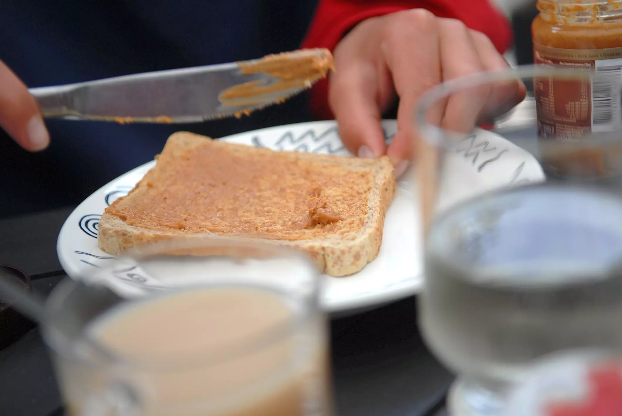 ADHD dijete namaže maslac od kikirikija na tost