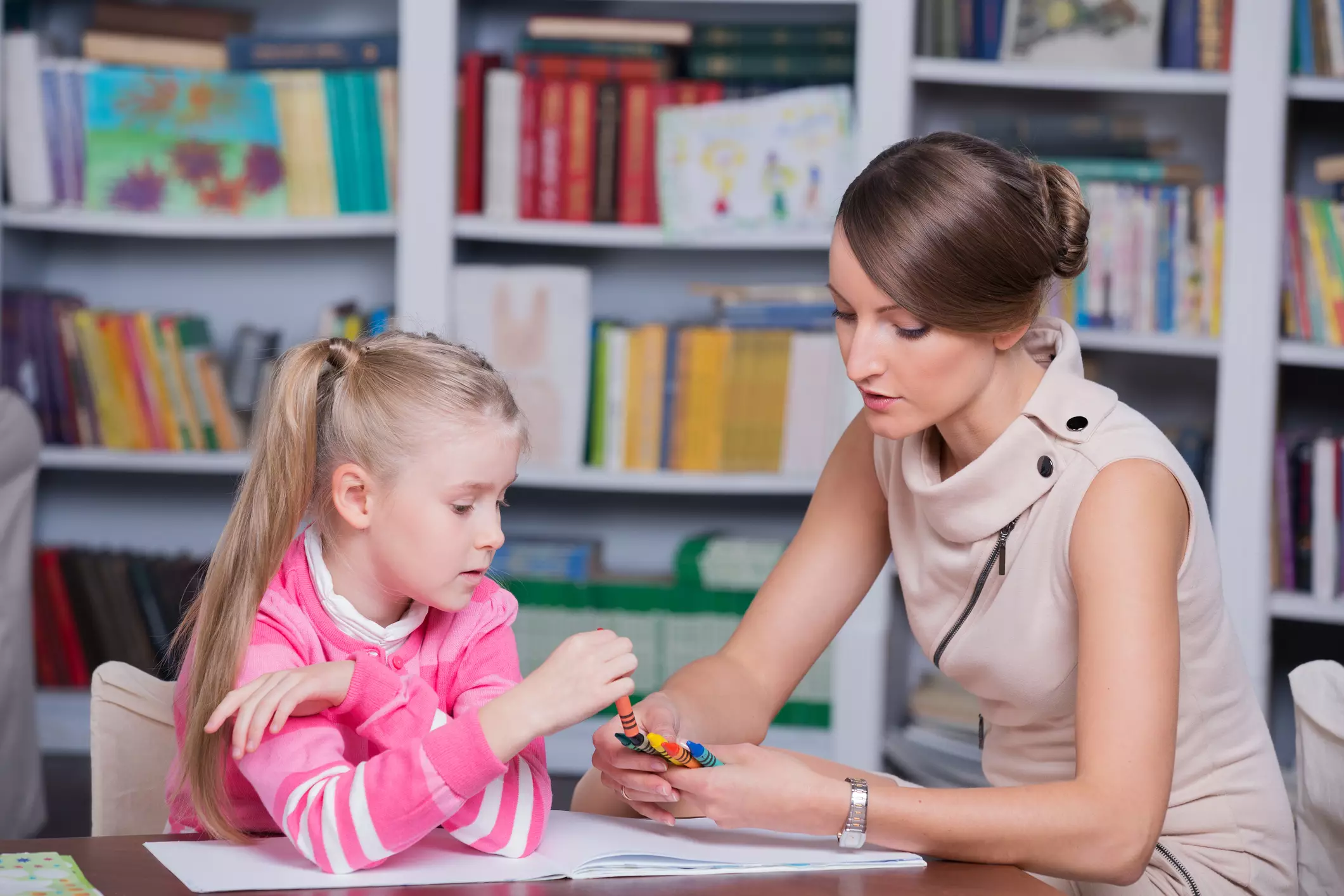A terapeuta értékeli a gyermeket a korábban Asperger-szindrómához kapcsolódó tünetekre.