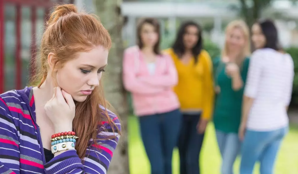 Pusaudzes meitene ar ADHD tiek iebiedēta vidusskolēnu grupā