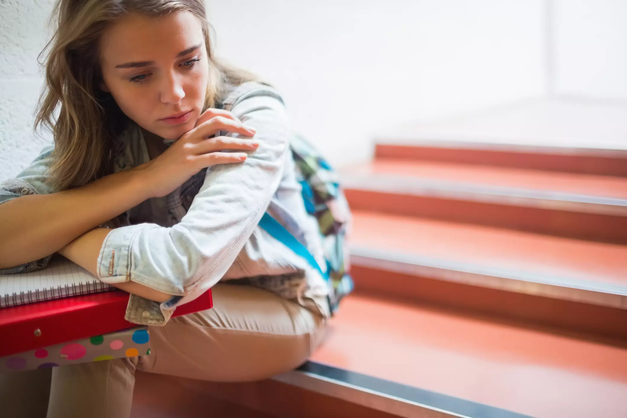 Trist ensom ADHD kvinnelig student sitter på trapper