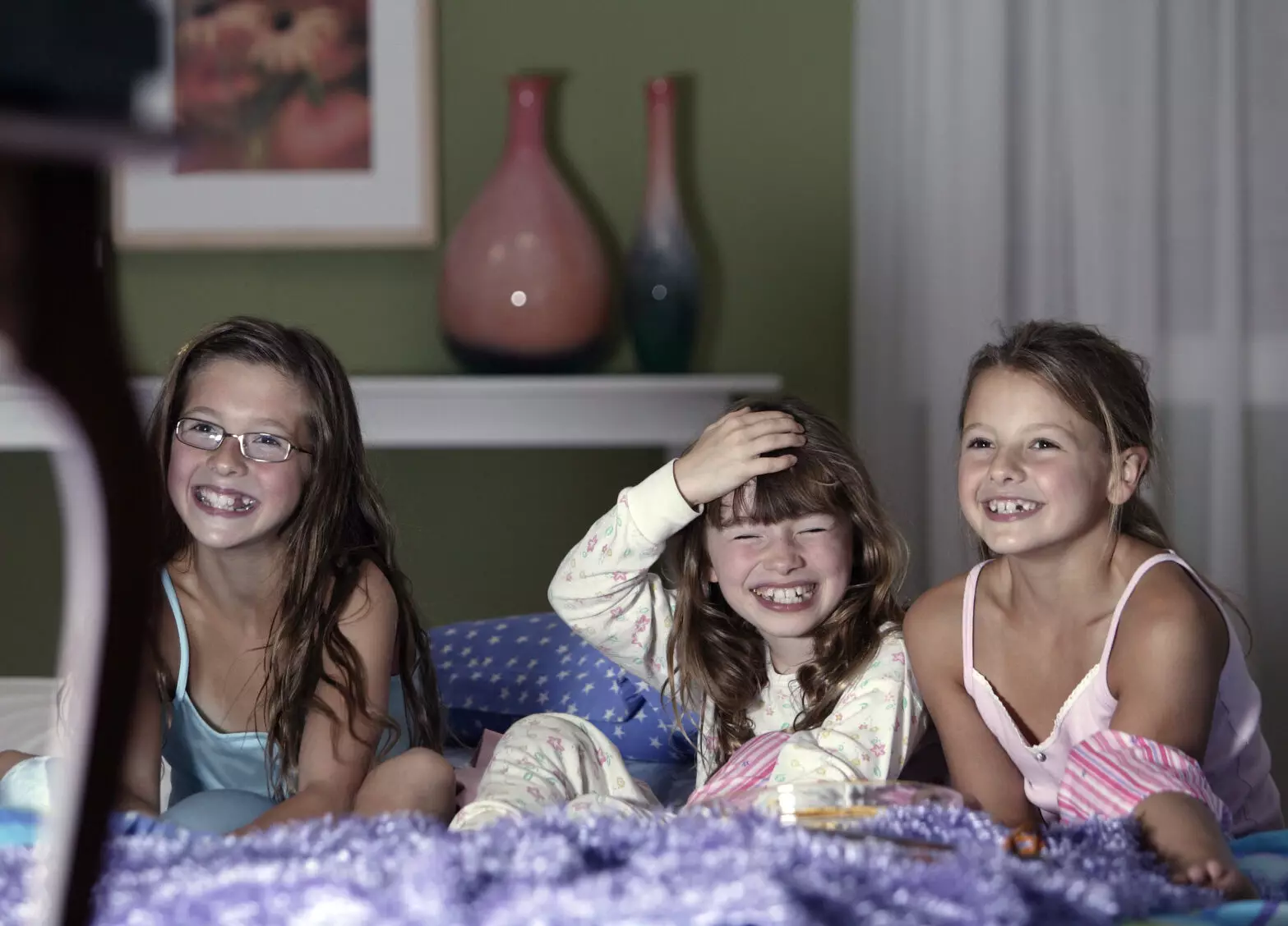 ADHD ရှိသည့် မိန်းကလေး သုံးယောက်သည် ငိုက်မျဉ်းပါတီတစ်ခုအတွင်း တီဗီကြည့်နေကြသည်။