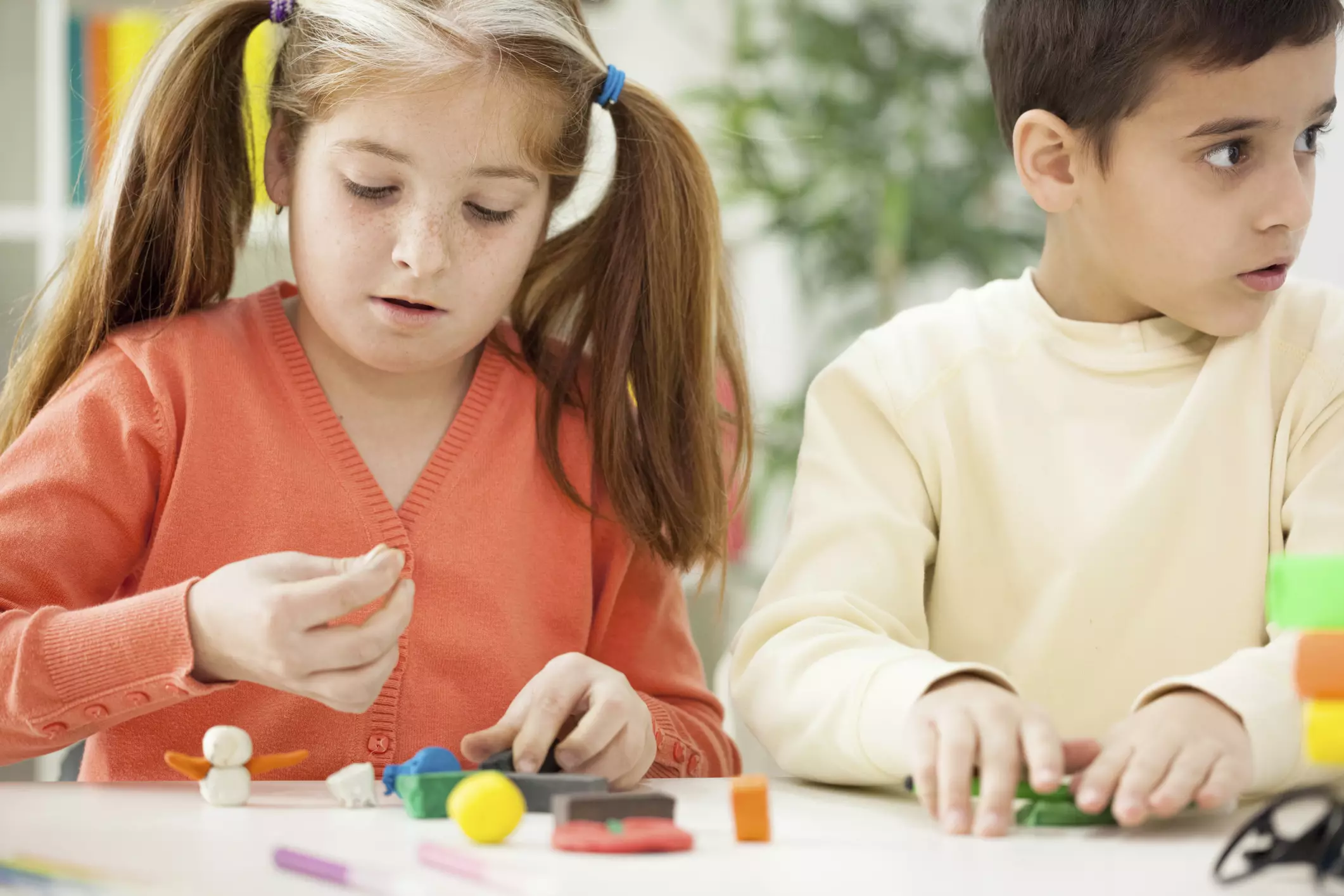 迷宫、积木和游戏装置如何培养患有多动症的孩子的友谊技能。