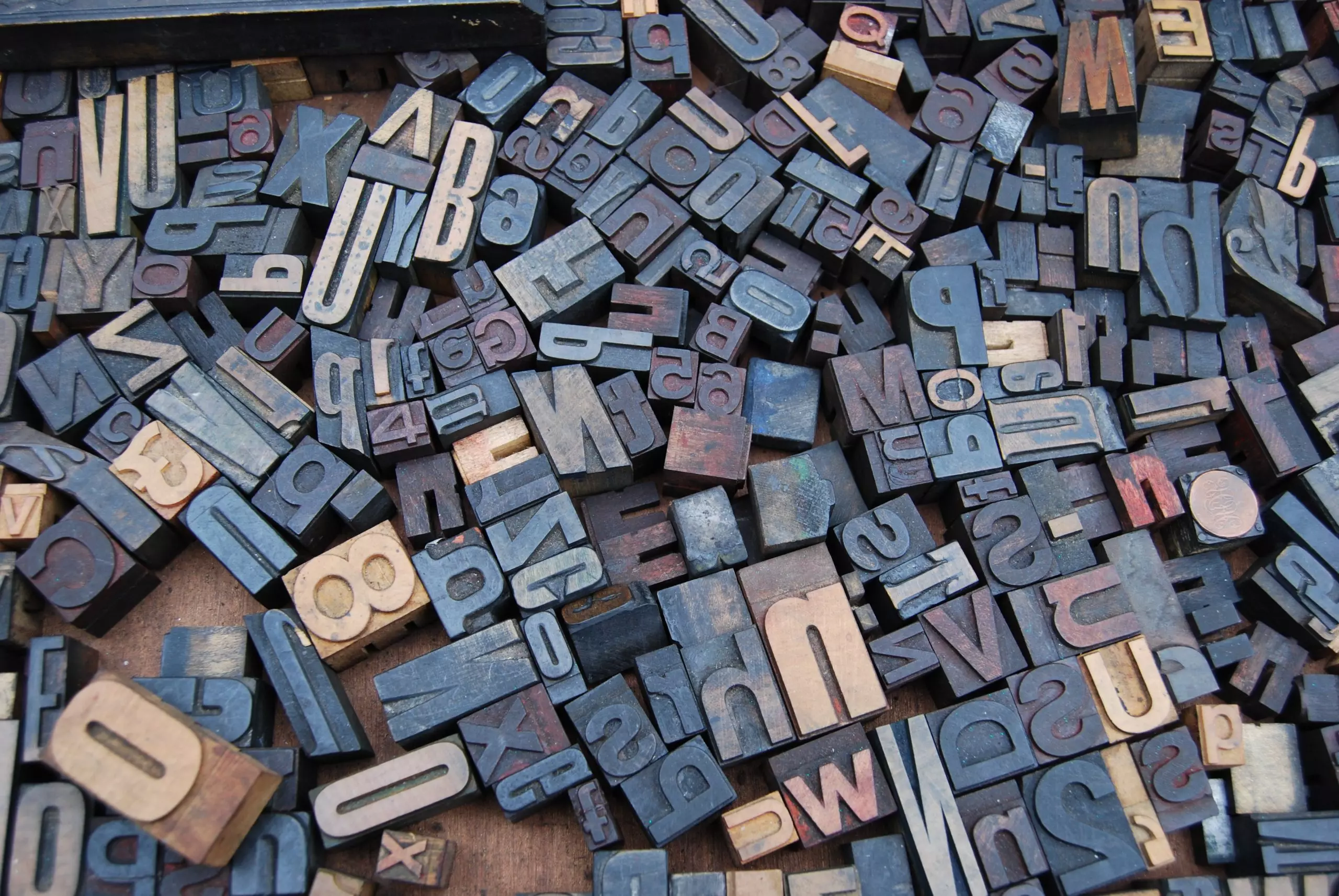 Selos de impressão de letras misturados usados para demonstrar dislexia e TDAH