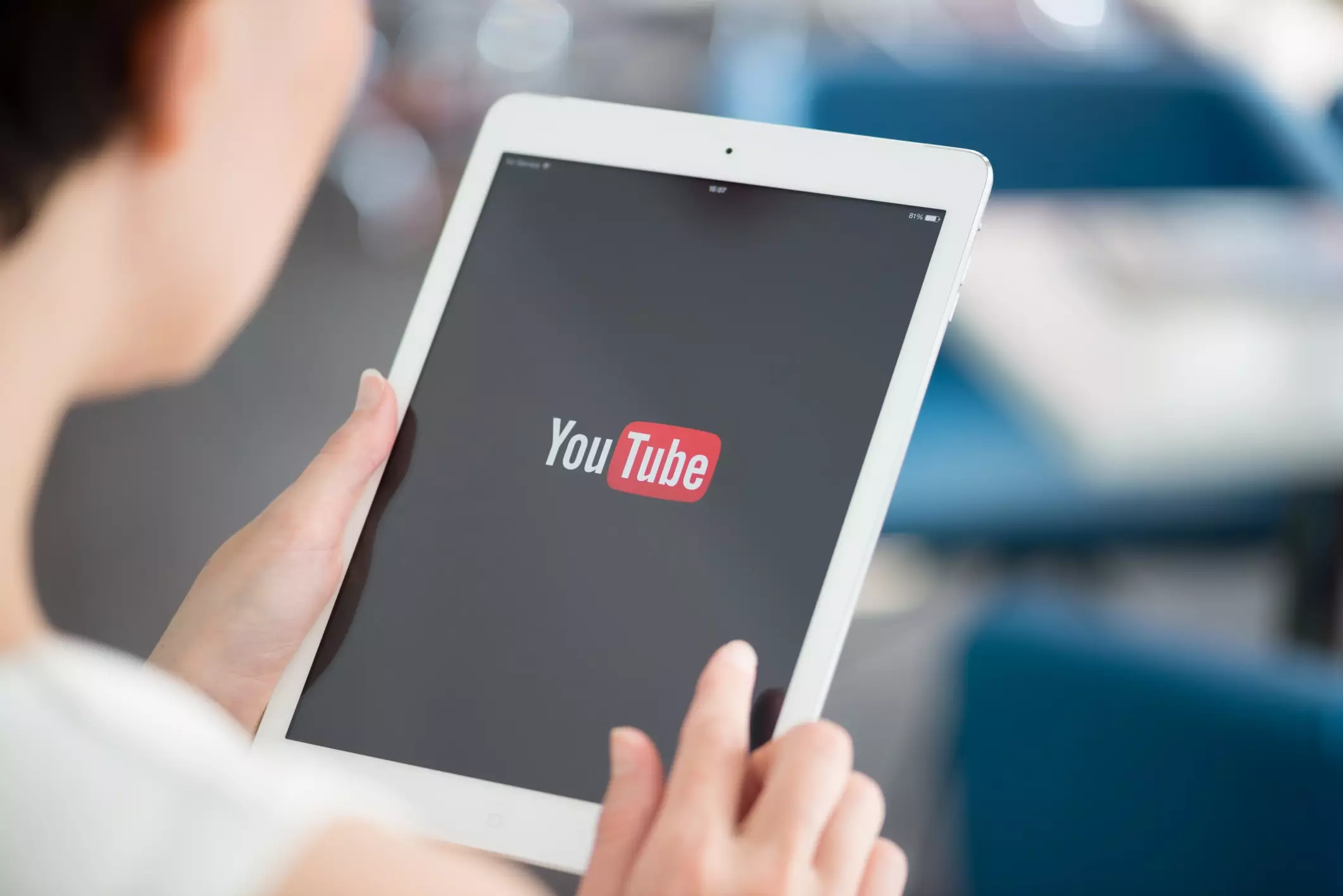 Un garçon atteint de TDAH parcourt des vidéos YouTube pour enfants sur une tablette.
