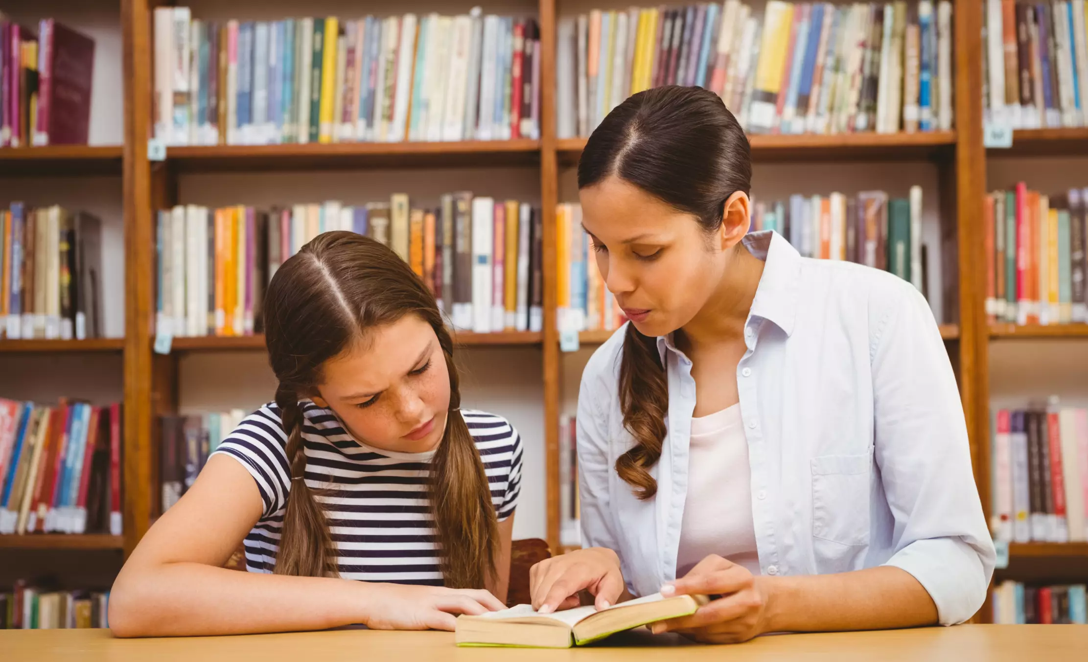 Млада девојка со АДХД и нејзиниот учител работи во библиотеката