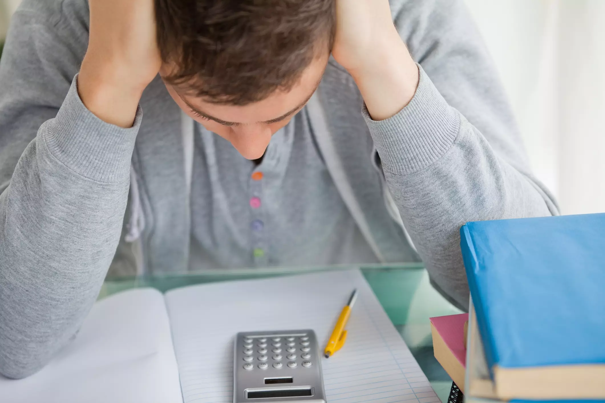 Yetişkinlerde diskalkuli: DEHB ve diskalkuli semptomları olan bir üniversite öğrencisi, bir matematik ödevi üzerinde çalışırken hayal kırıklığına uğrar.