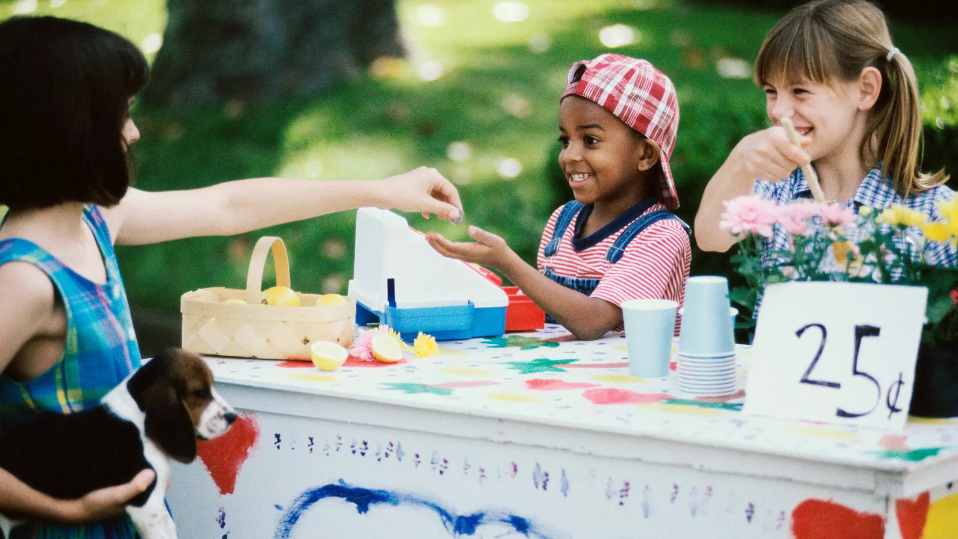 los niños con TDAH manejan un puesto de limonada, una forma divertida de mantener las habilidades matemáticas afiladas durante el verano