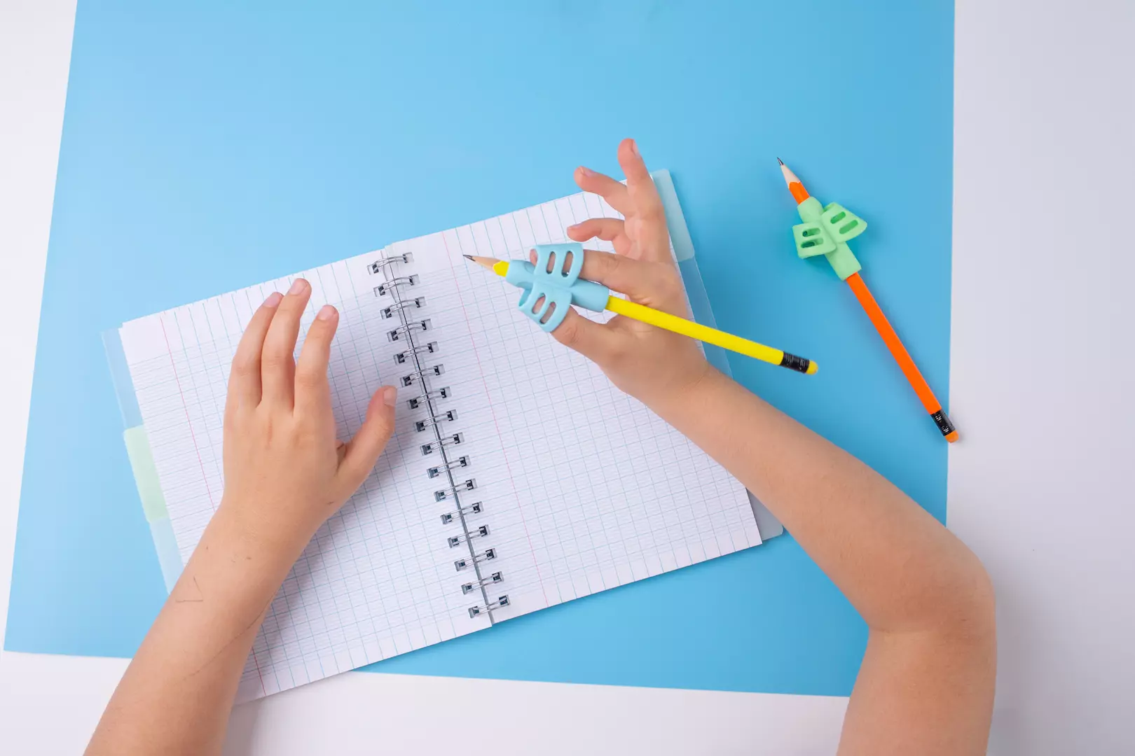 tratament pentru disgrafie - suport ergonomic pentru creion de antrenament, scris de mână pentru preșcolari, copiii care învață cum să țină un creion