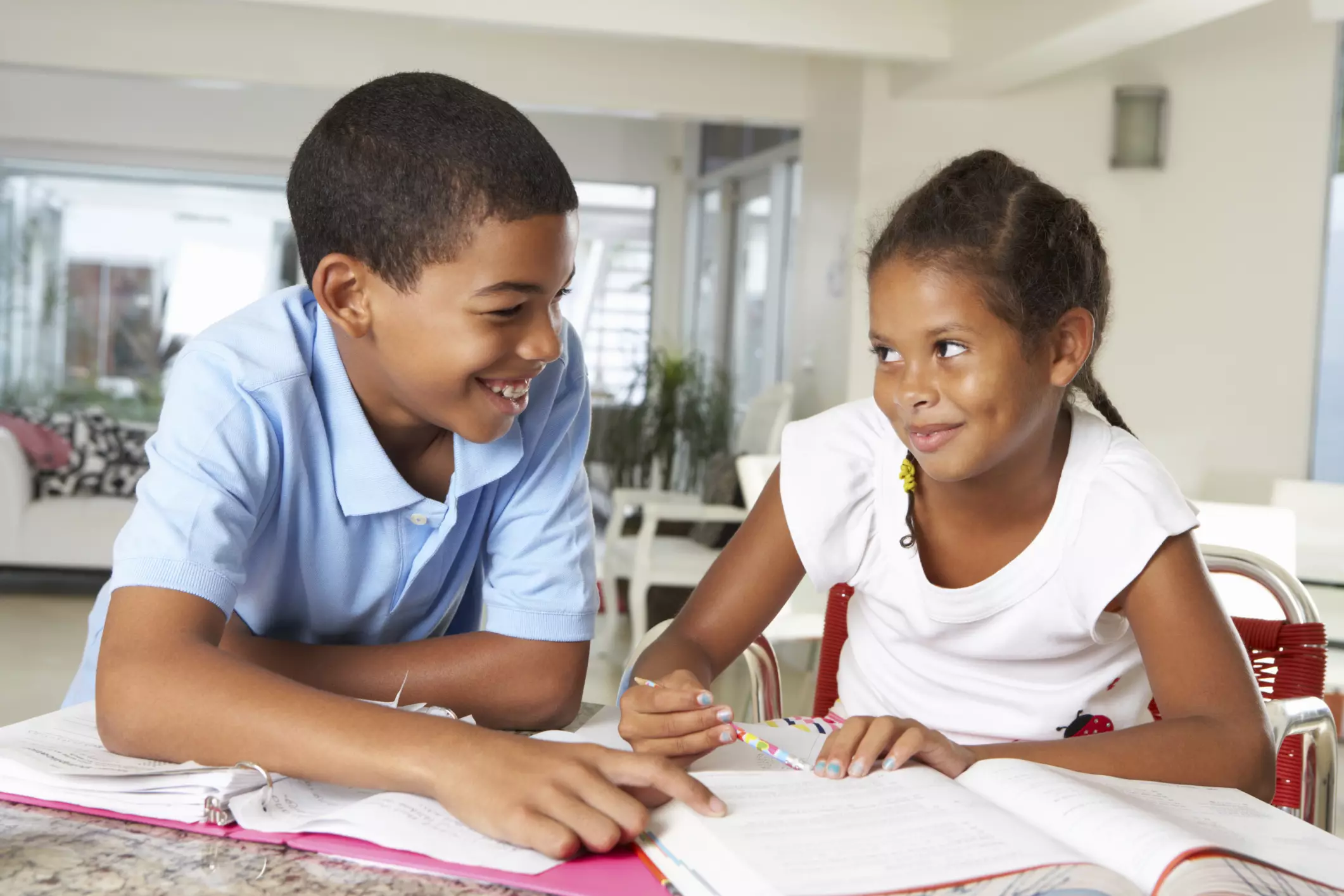 Dvoje braće i sestara s ADHD-om rade zajedno kako bi brže obavili zadaću.