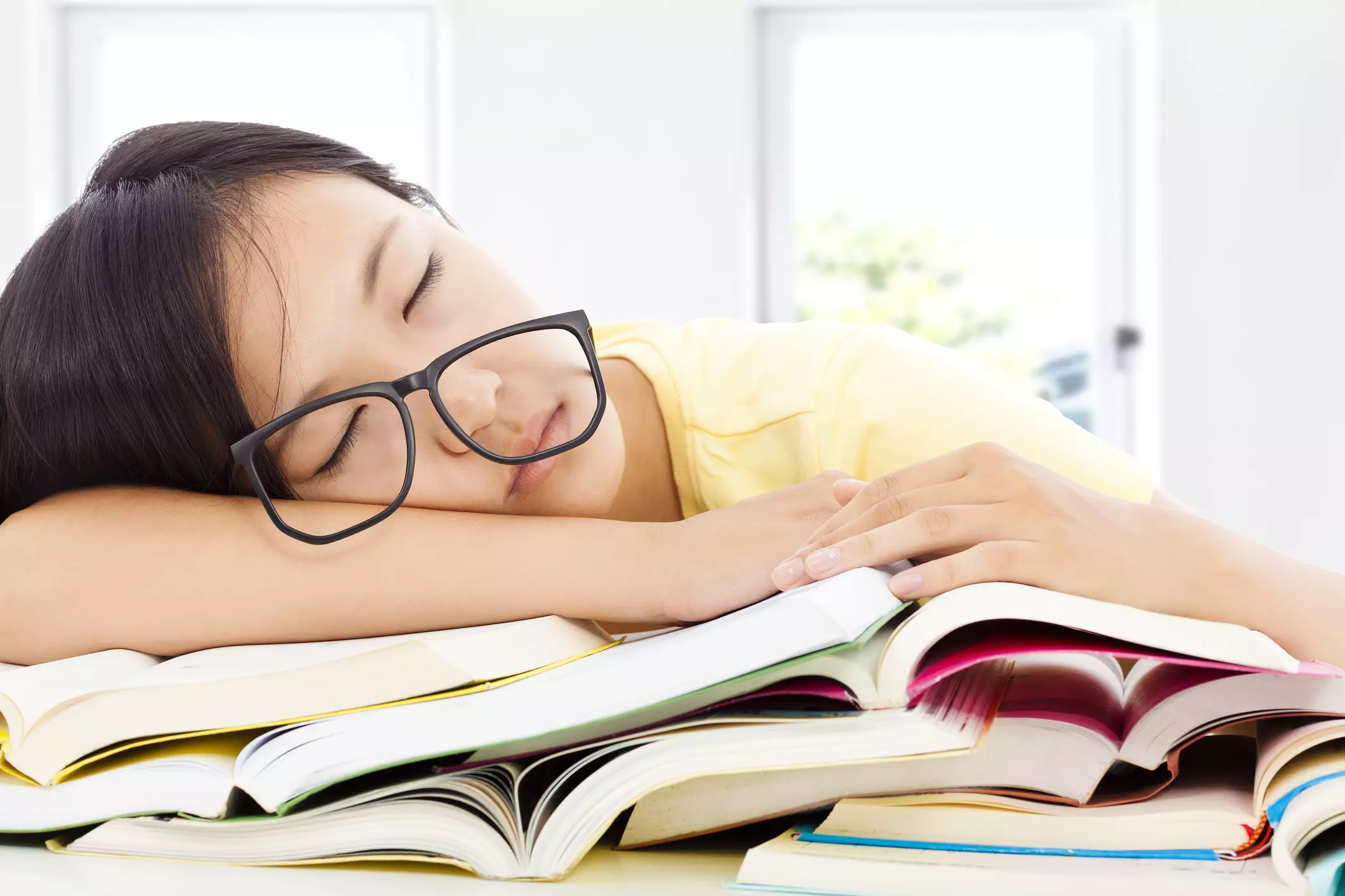 疲倦的多動症女孩在學習時睡覺