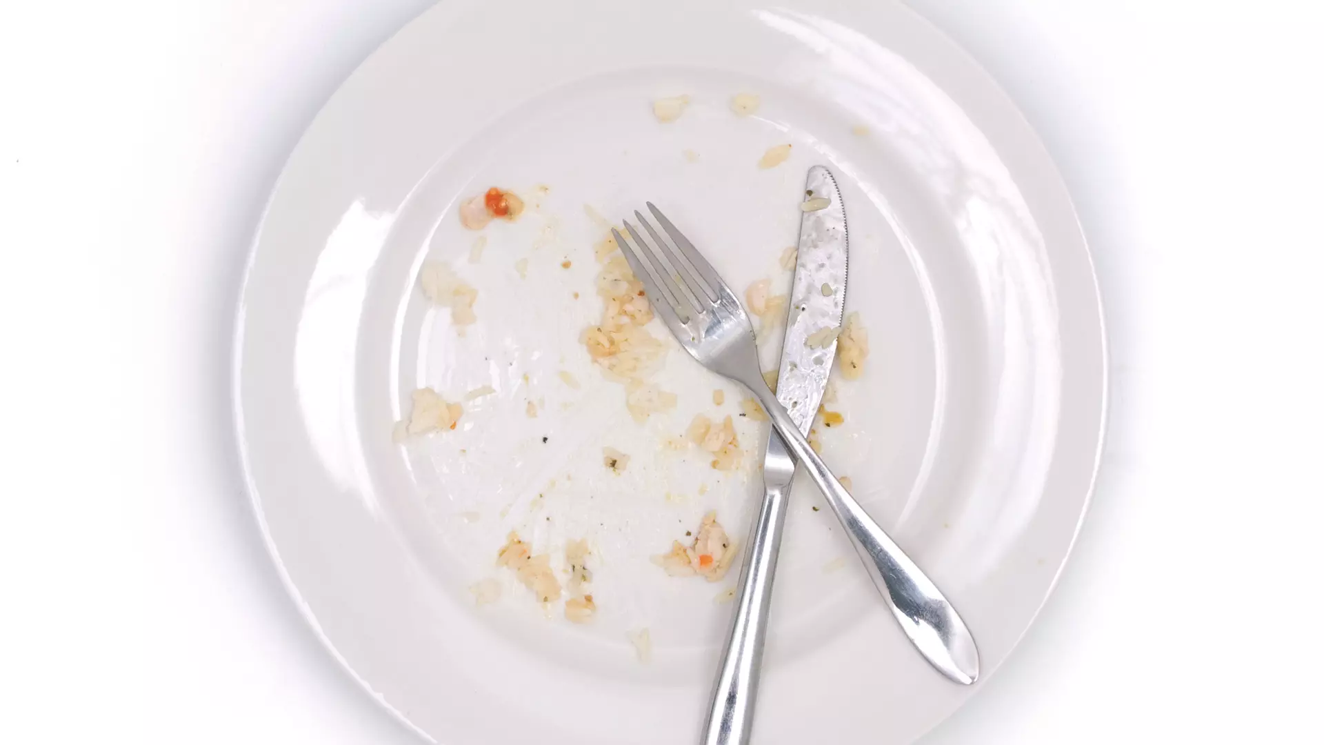 En beskidt tallerken efterladt i et rodet miljø af en person med ADHD