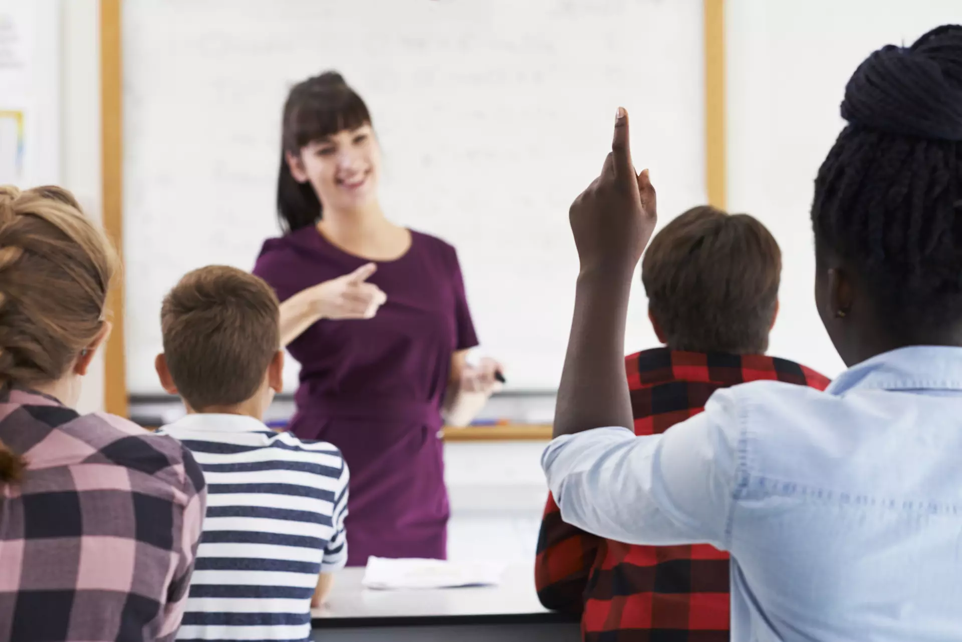 Učitel v interakci se studenty ve třídě