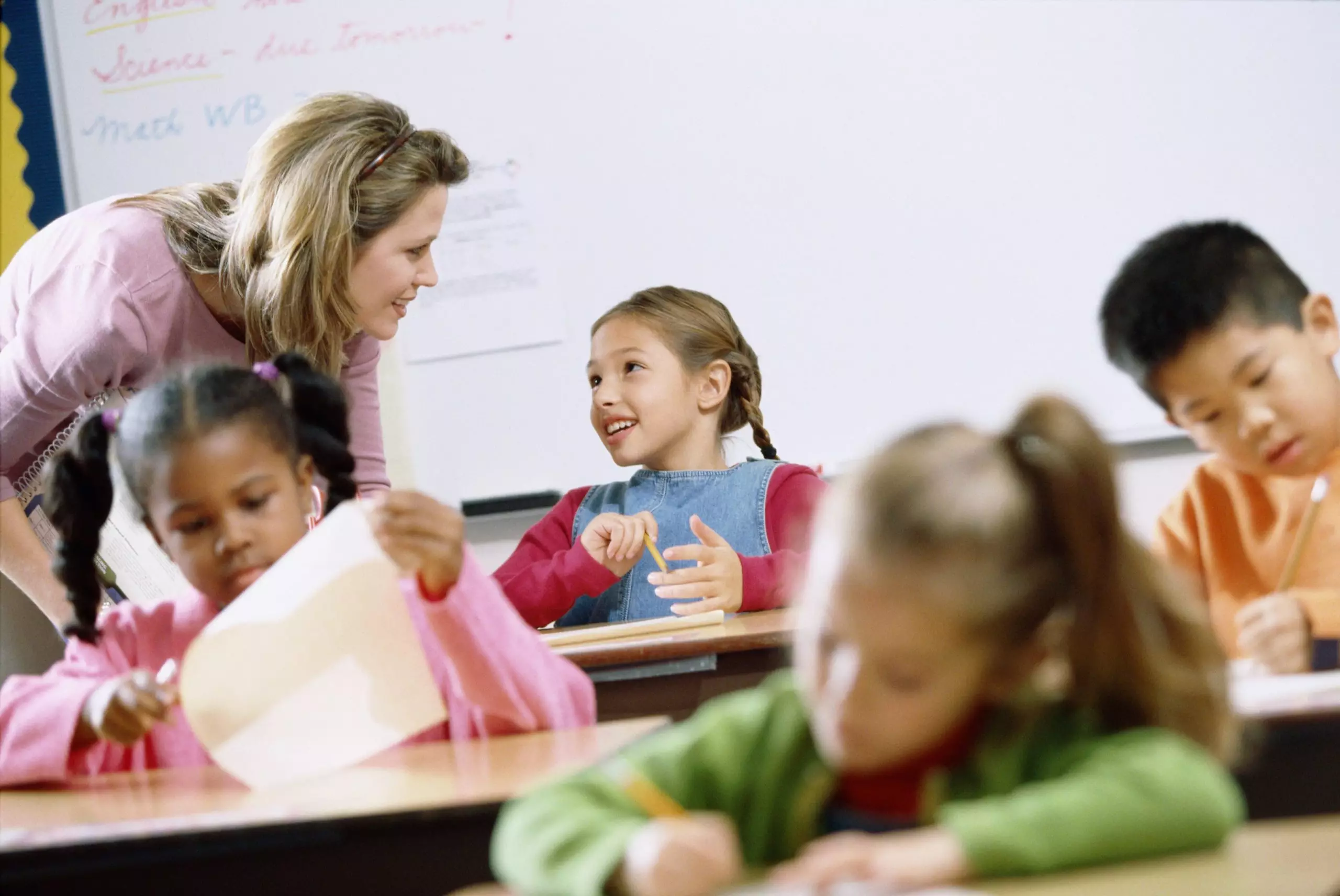 Lärare diskuterar beteendehantering i klassrummet med en elev