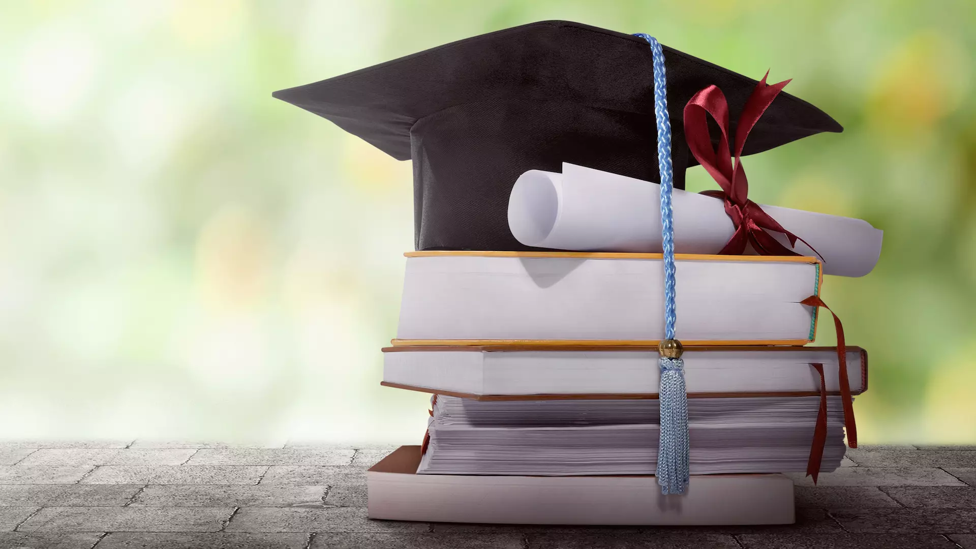 Gorra de graduación de un adolescente que planea su transición de la escuela secundaria a la universidad