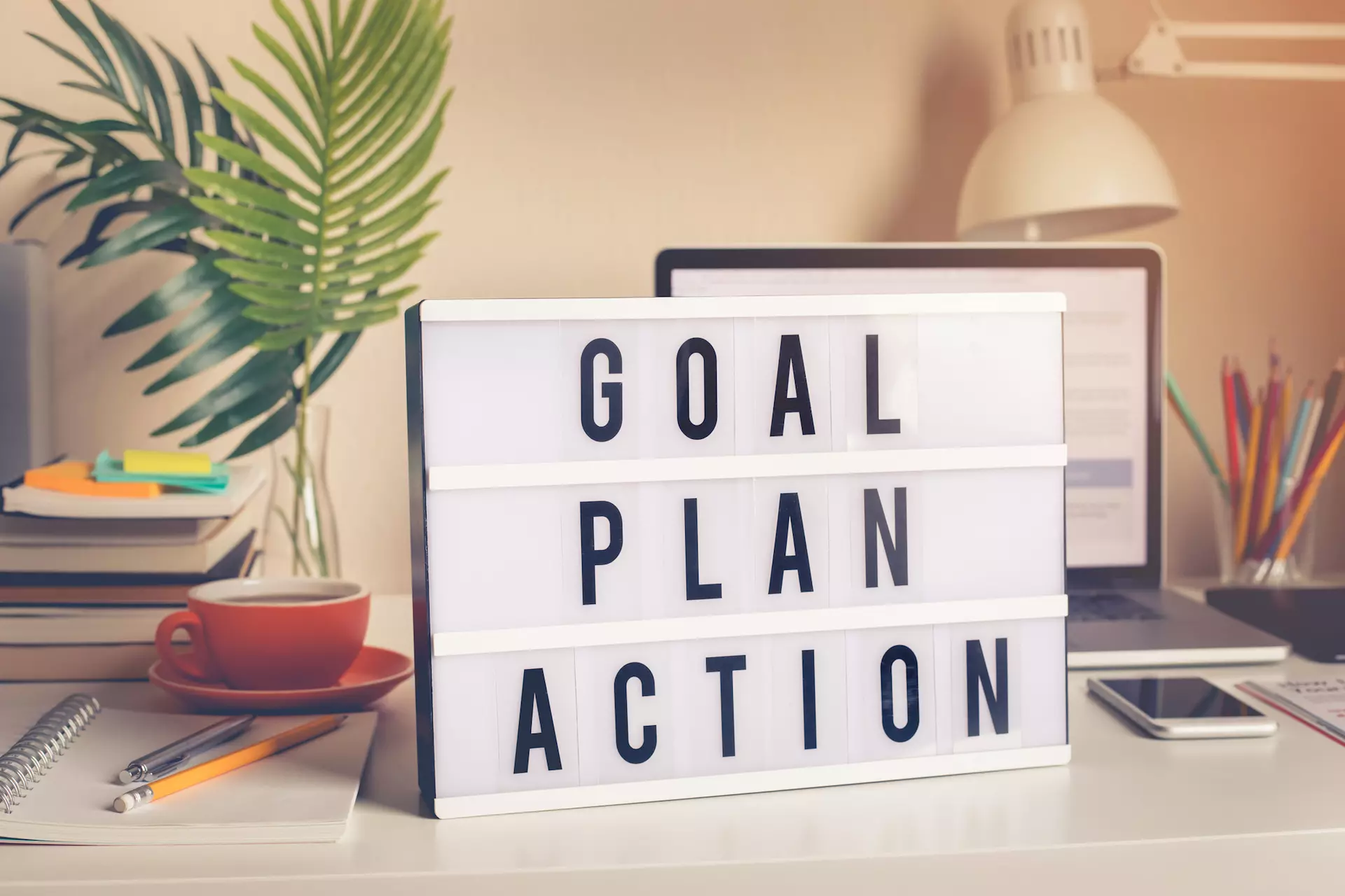 Mục tiêu cá nhân: Mục tiêu, kế hoạch, văn bản hành động trên hộp đèn trên bàn làm việc trong văn phòng tại nhà.
