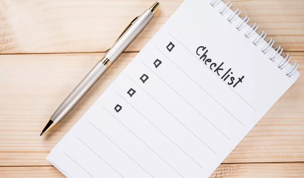 Kladblok met checklist en pen, handige hulpmiddelen om mensen met ADHD te helpen zich te ordenen