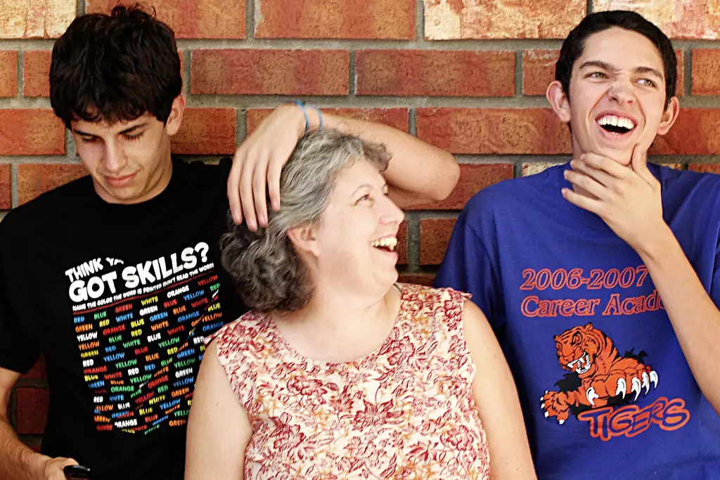 Družina močne ADHD mame z dvema sinovoma se smeji