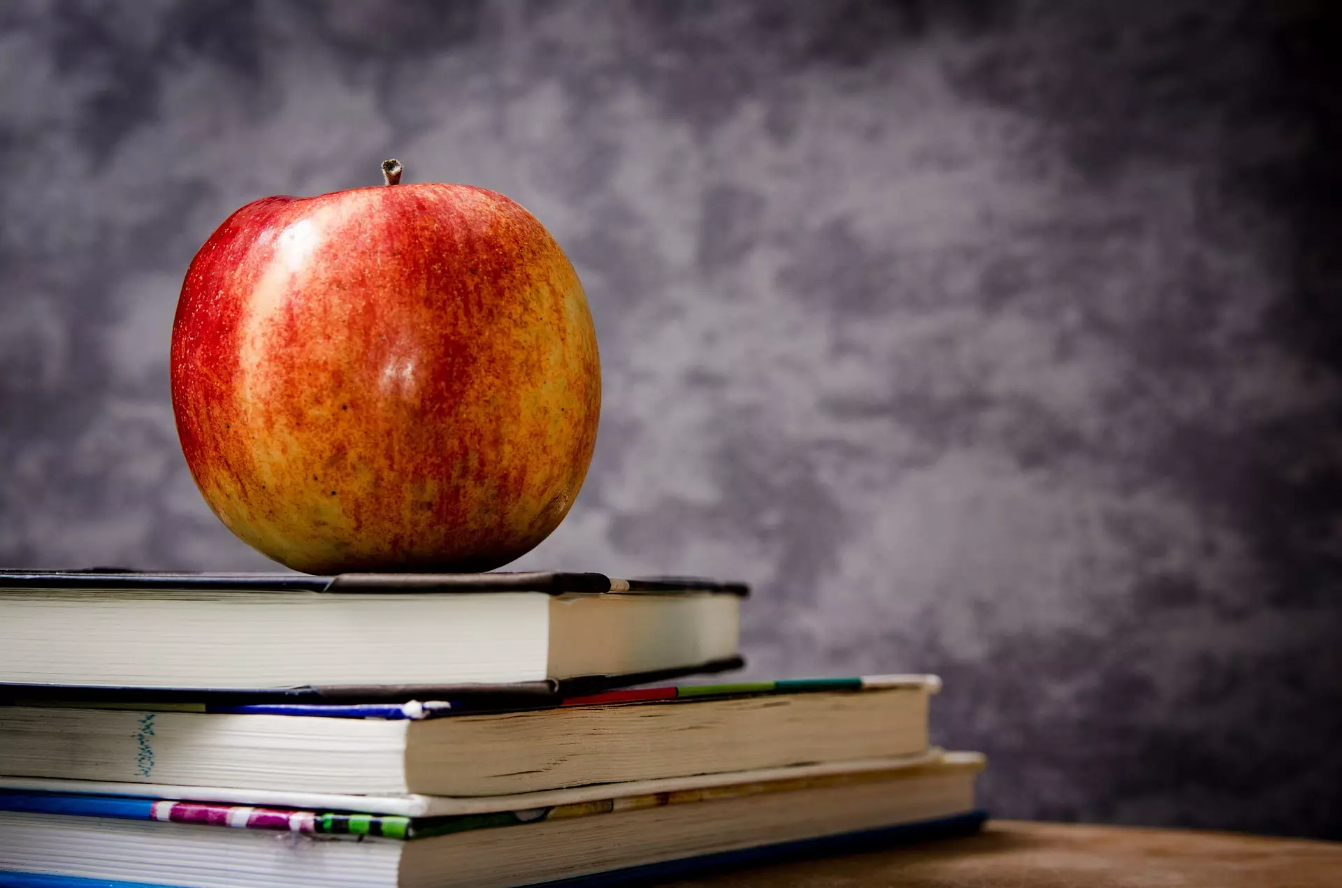 ایک سیب اور نصابی کتابوں کے ساتھ تیار ہونا، طالب علم کے اعتماد میں مدد کرتا ہے۔