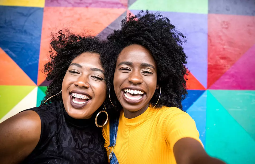 ორი ქალი ADHD-ით, რომლებმაც შექმნეს თავიანთი სოციალური ძლიერი მხარეები და იპოვნეს კავშირი და მეგობრობა