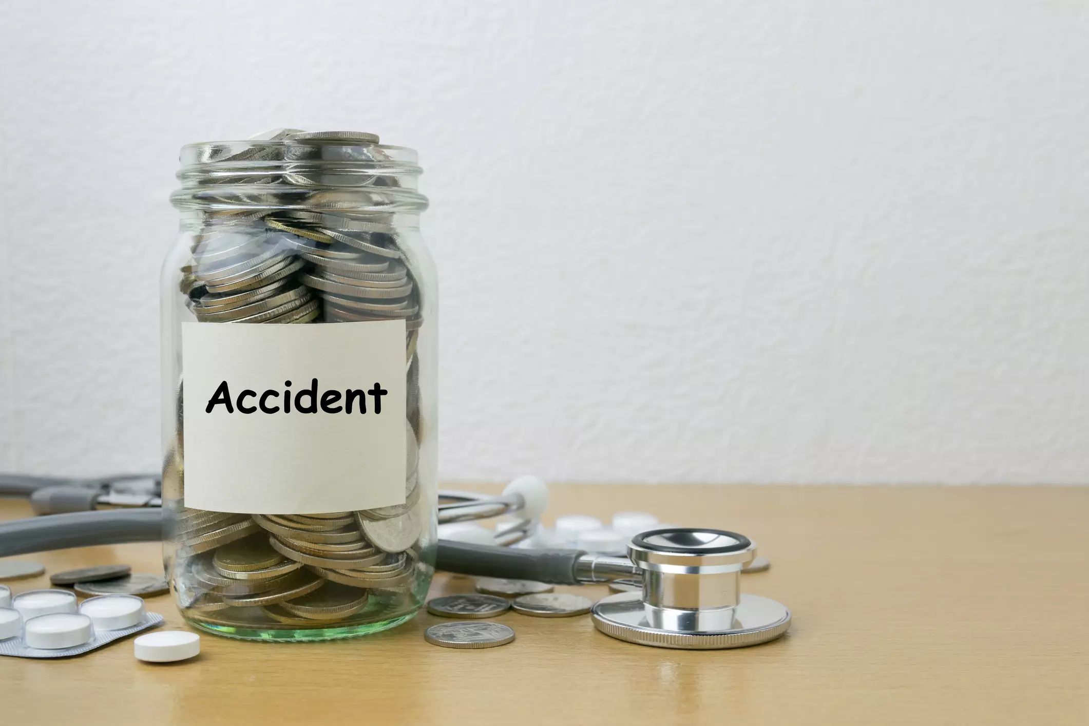 Ένα βάζο με νομίσματα με την ένδειξη ατύχημα μπορεί να σώσει τη μέρα εάν ξοδέψατε πάρα πολλά χρήματα.
