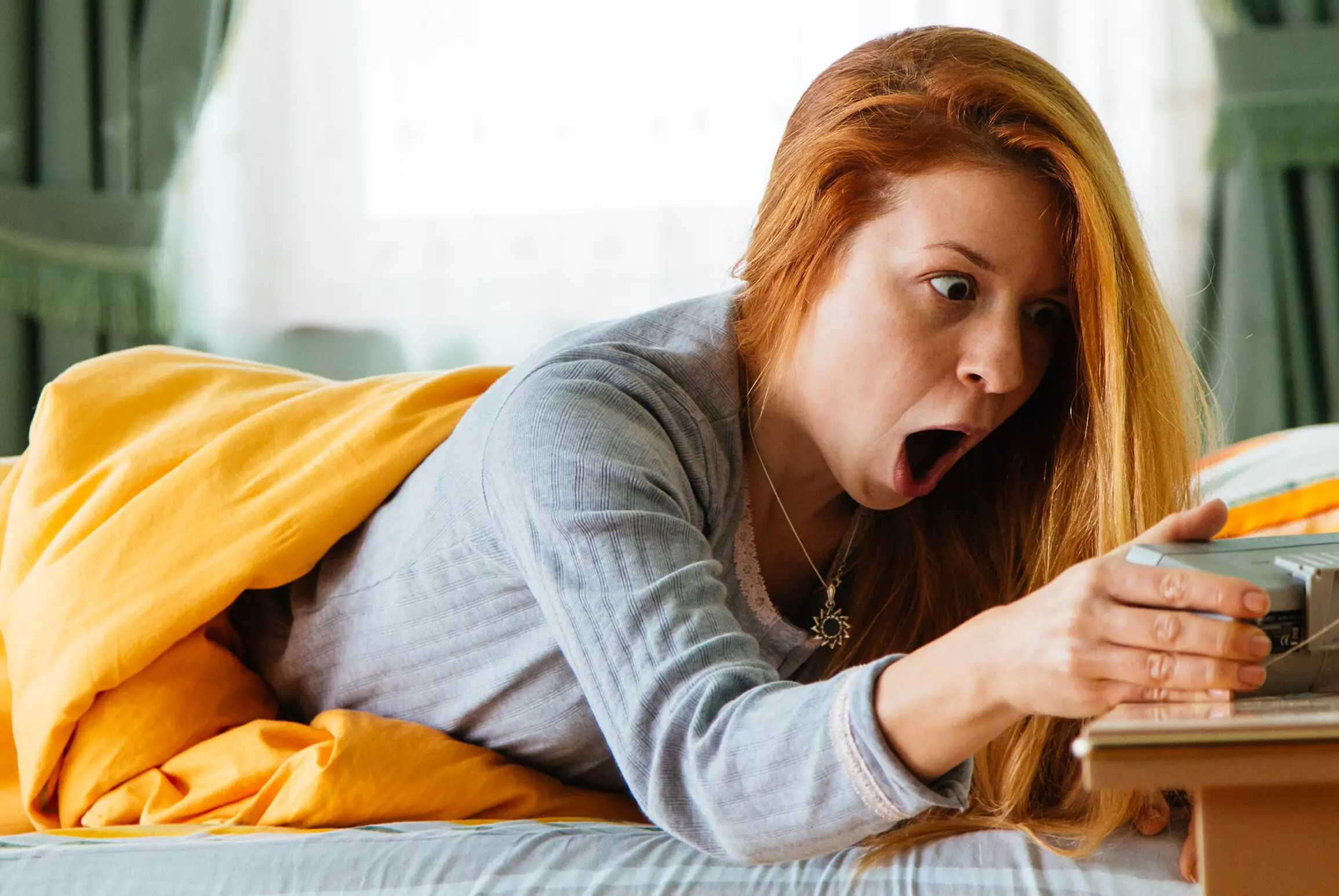 Женщина с СДВГ в шоке, когда смотрит на будильник и видит, что проспала