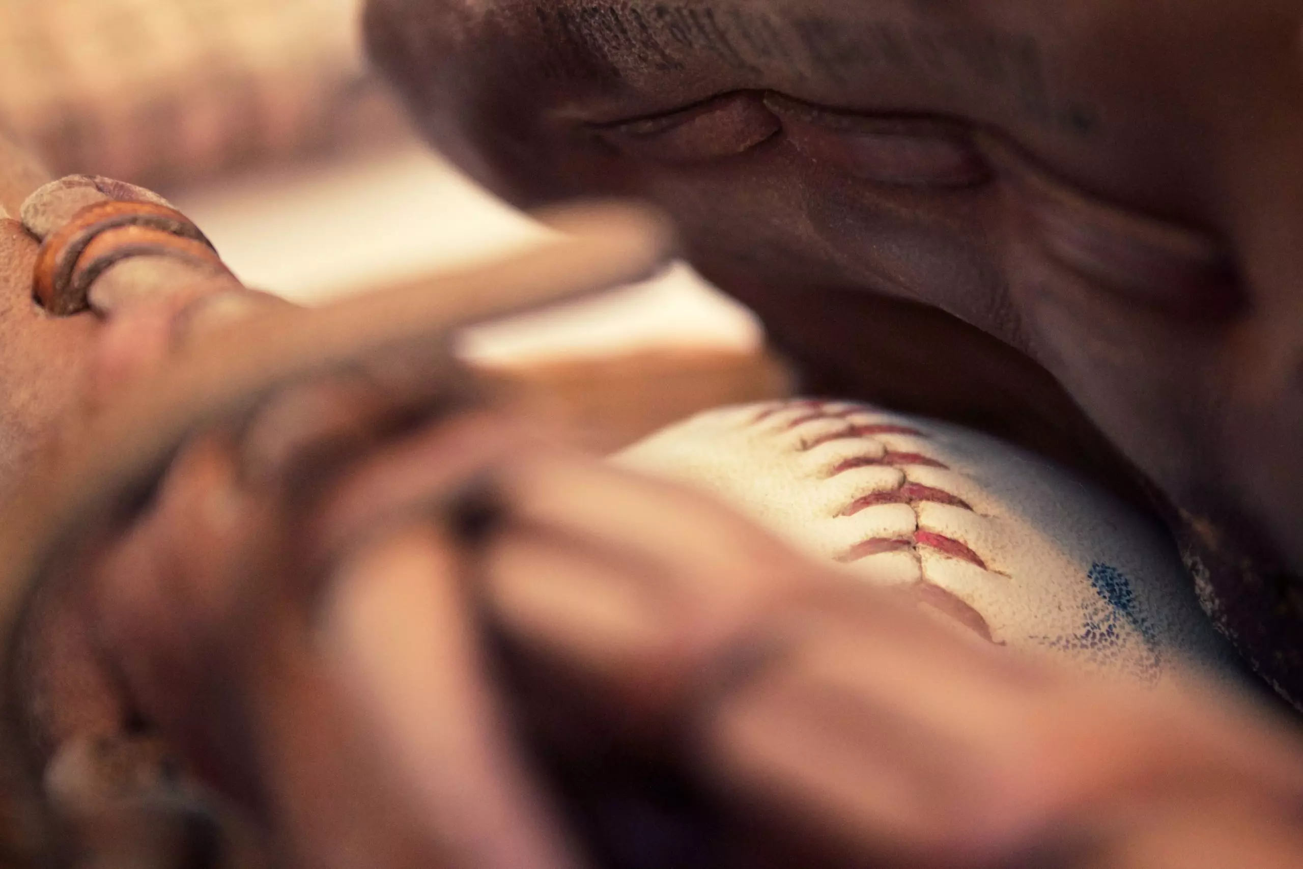 Un neno con TDAH escribe sobre os seus heroes de béisbol e trucos para vivir con TDAH