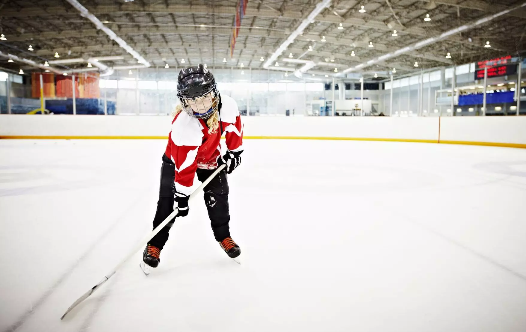 فتاة شابة تلعب هوكي الجليد