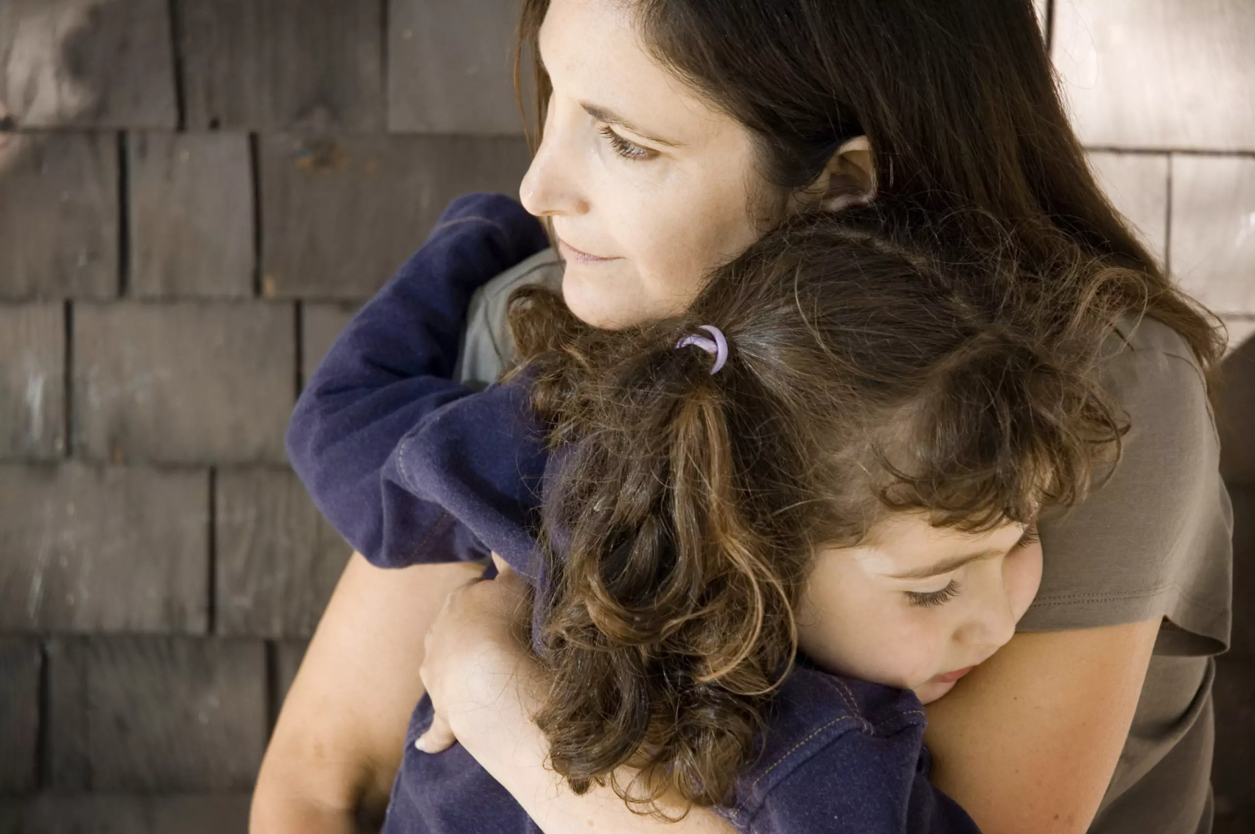 Un genitore che abbraccia un bambino con ADHD al momento giusto per aiutarla a riprendersi da un fallimento.