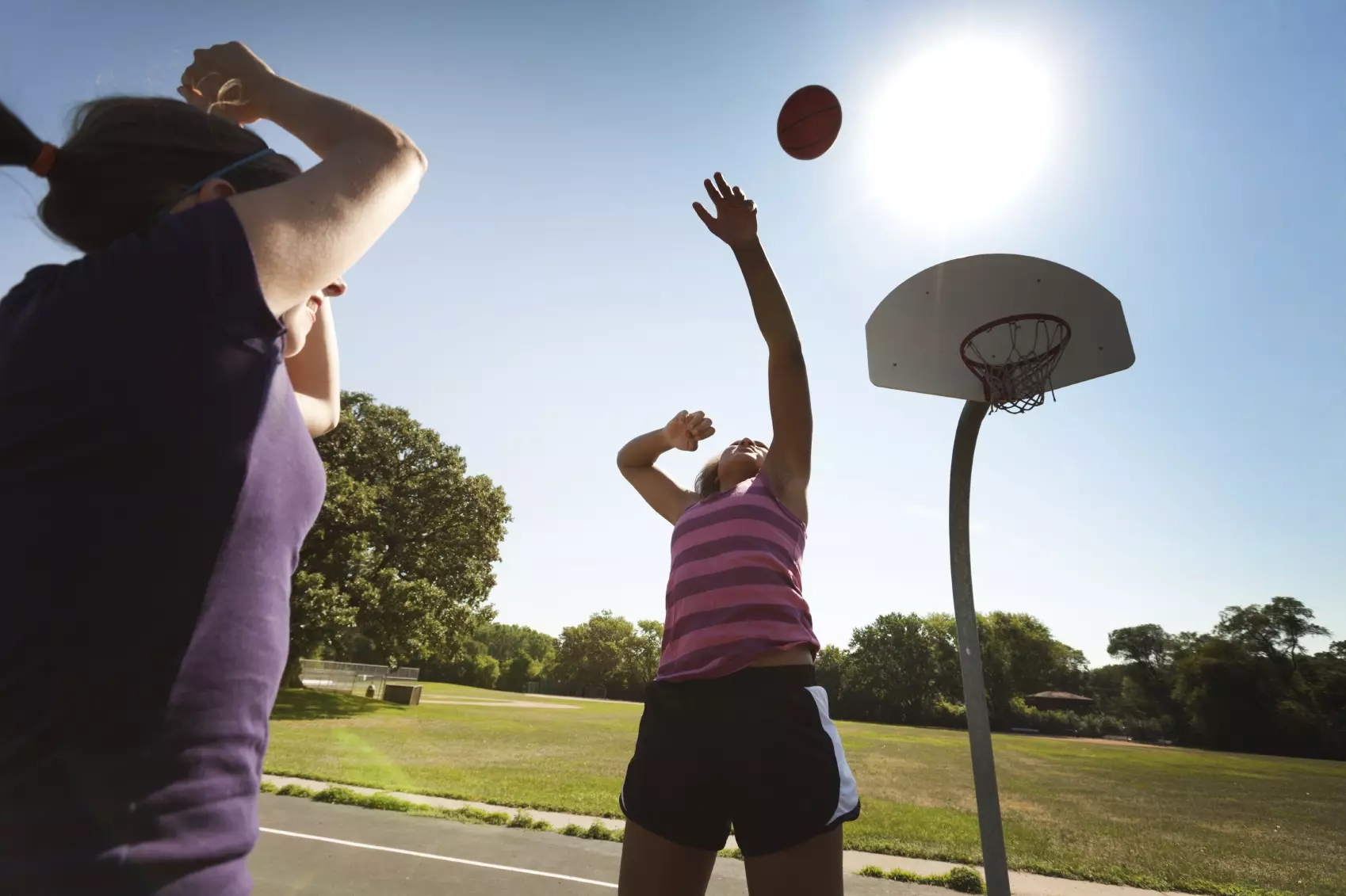 Barn, der slog en basketball, efter at hendes forældre begrænsede hendes skærmtid