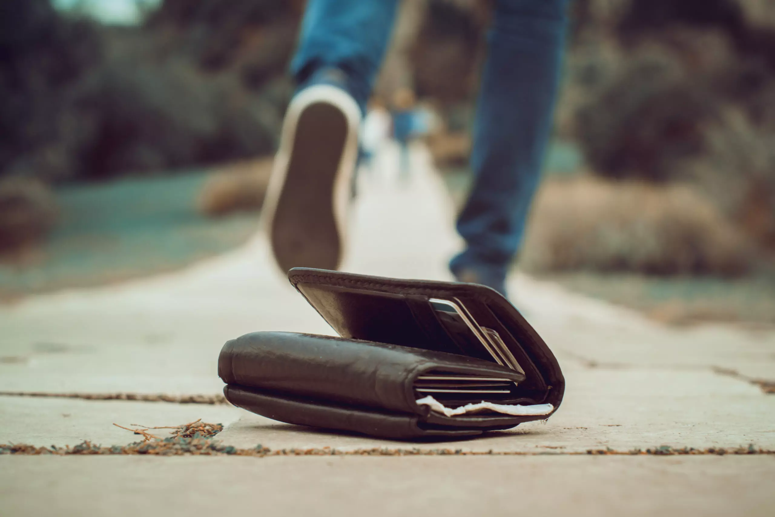 Imagen conceptual de cómo dejar de perder cosas: el hombre dejó su billetera y se alejó