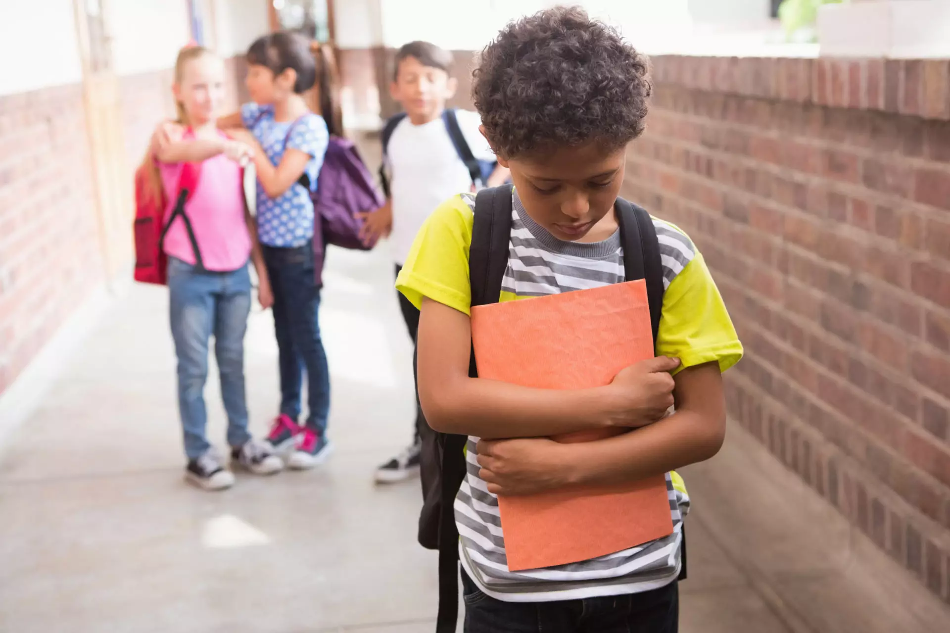 اپنے ADHD بچے کو اسکول کی بدمعاشی سے نمٹنے میں مدد کریں: والدین کی تجاویز