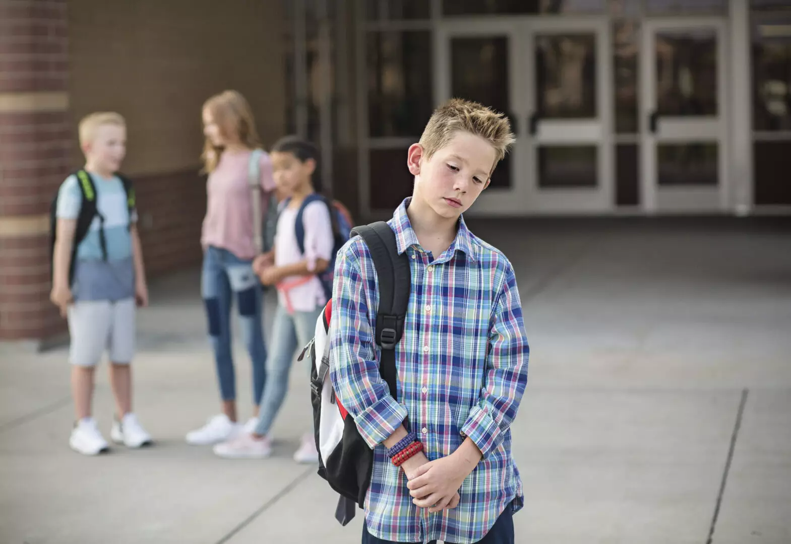 ילד עצוב מרגיש עזוב, מתגרה ומציק על ידי חבריו לכיתה. ילד אומלל מתקשה להשתלב עם אחרים בבית הספר