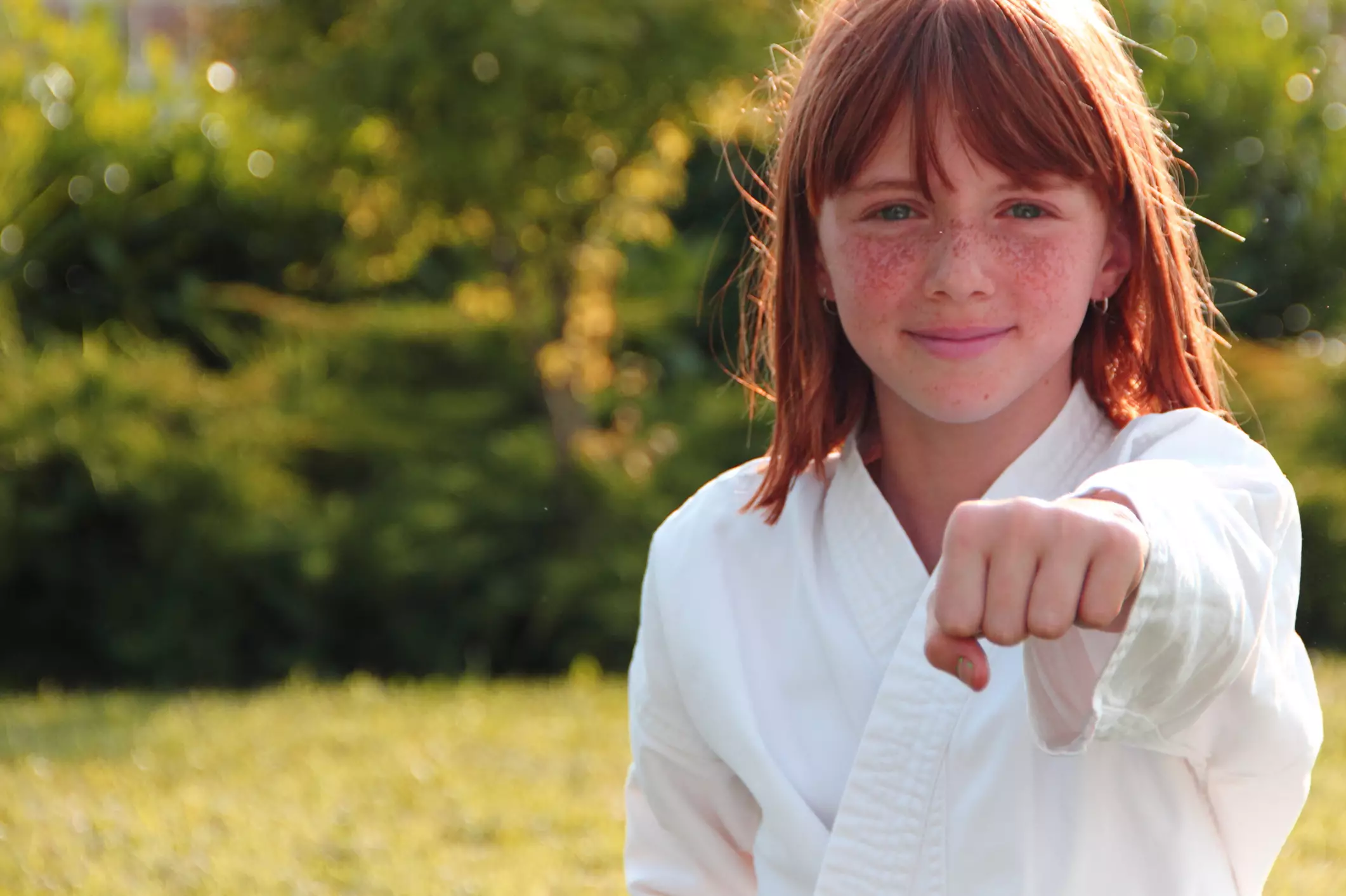 Ein Mädchen mit ADHS praktiziert Kampfsportarten wie Karate