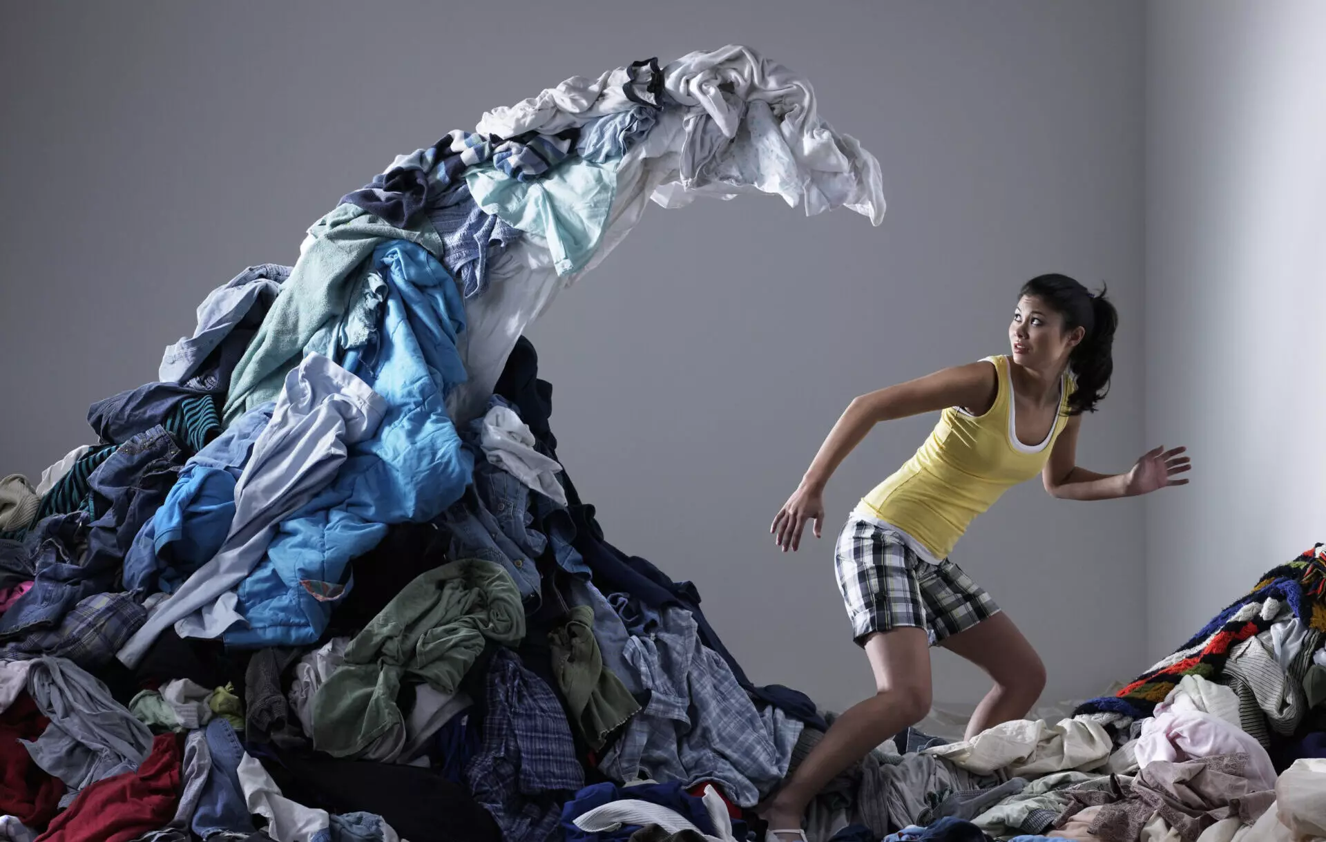 Kvinde under bølge af vasketøj. Ryan McVay/Getty Images