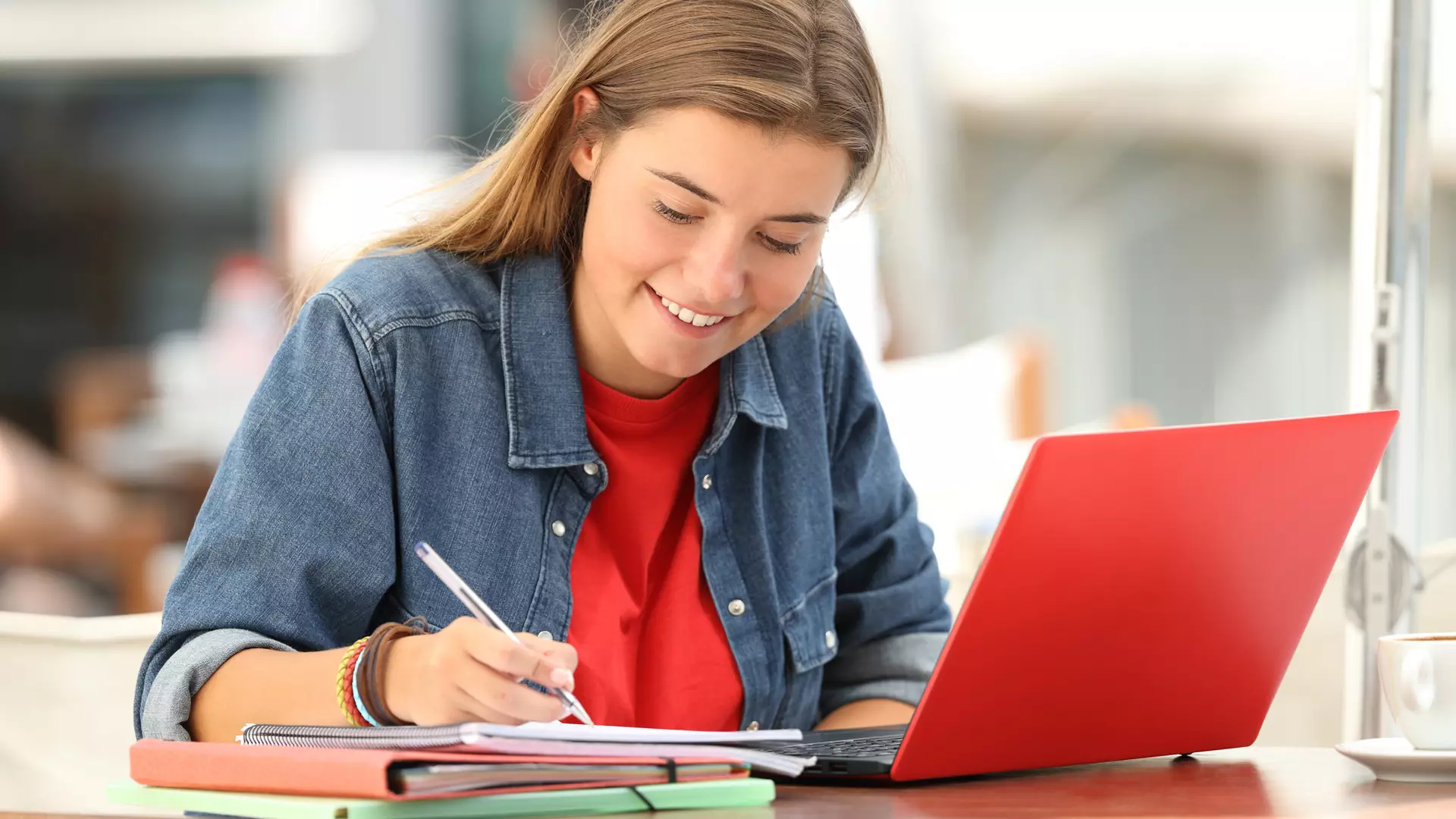 uma aluna com TDAH usa um planejador escolar para acompanhar sua lição de casa
