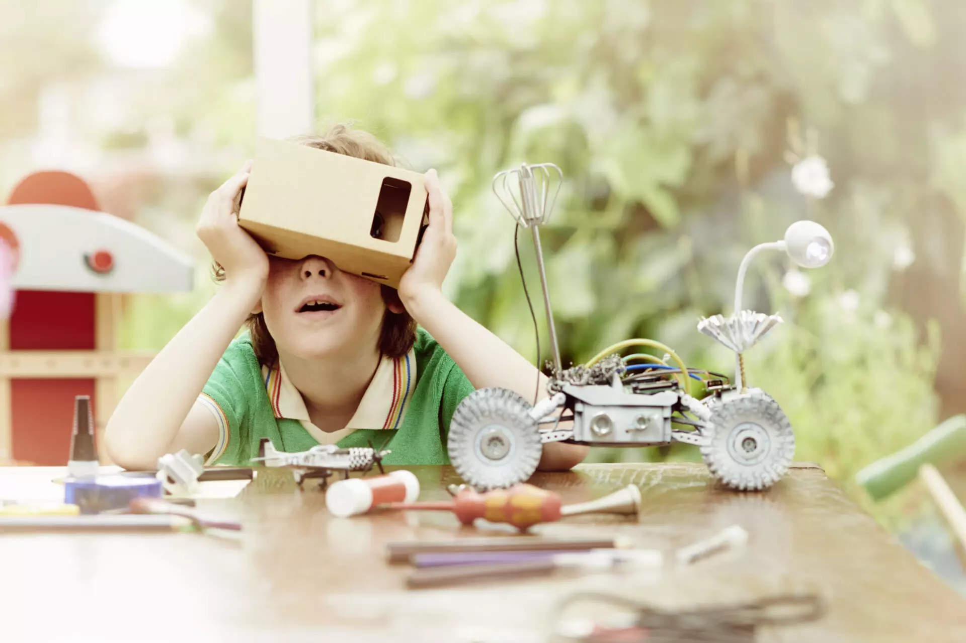 Portret i fëmijës me kufje të realitetit virtual. Flashpop/Getty Images