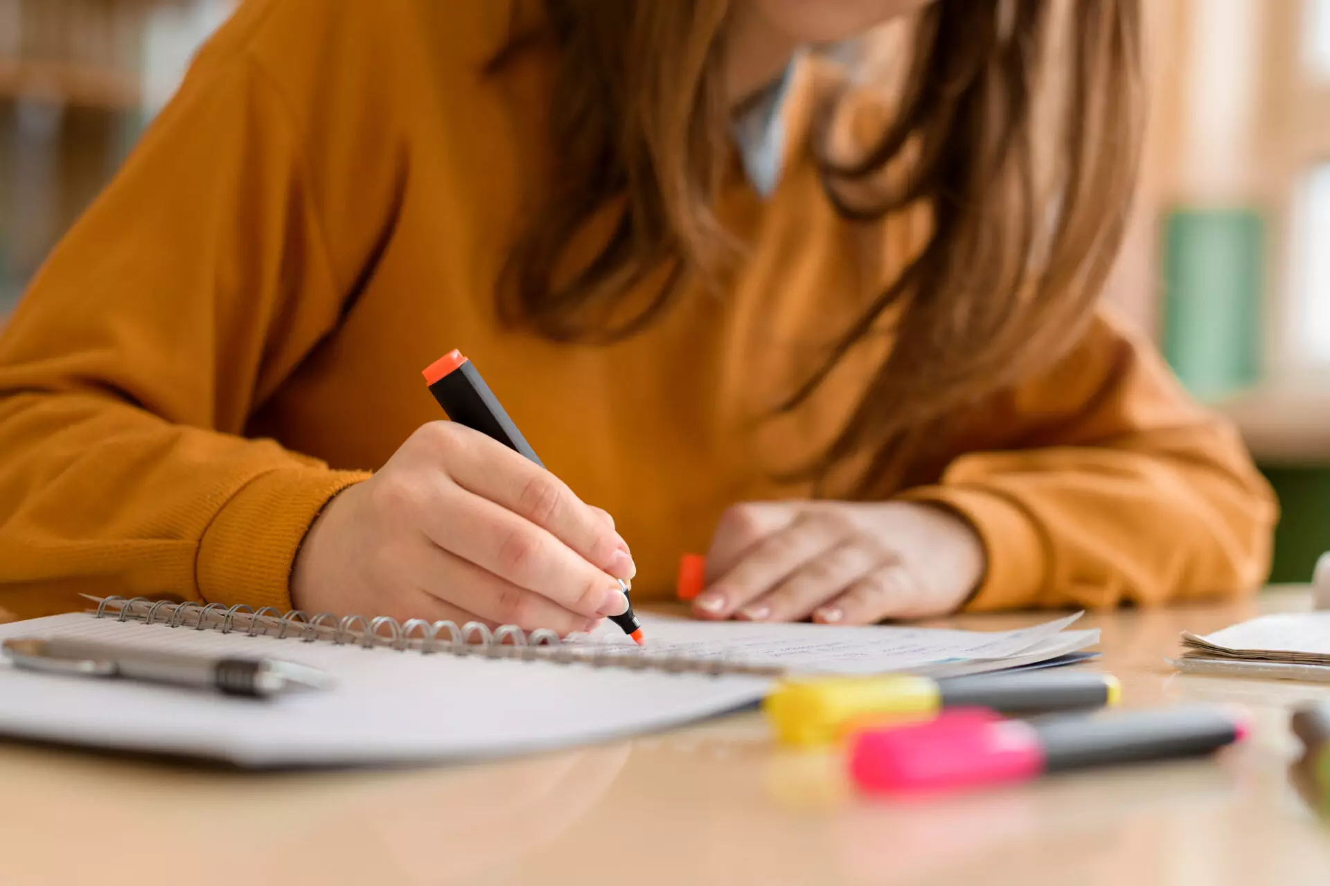 ADHD na střední škole: Prokrastinace, zapomínání úkolů a stres