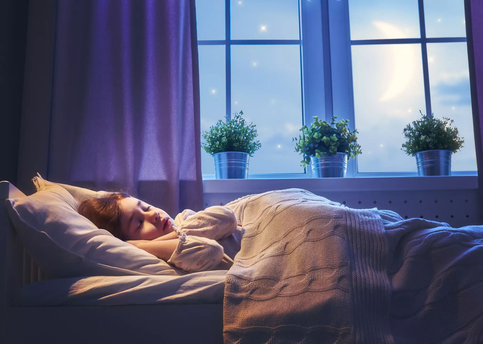 Une fille atteinte de TDAH dort dans son lit.
