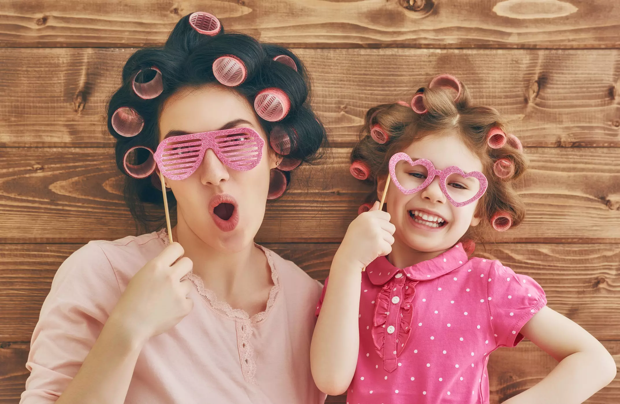 ADHD가 있는 부모와 자녀는 헤어 컬러와 선글라스로 즐거운 시간을 보냅니다.
