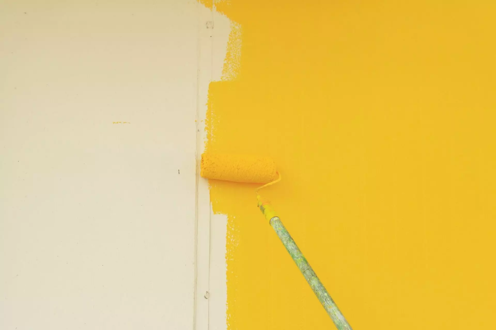 Paint Roller Li Ser Wall Yellow At Home