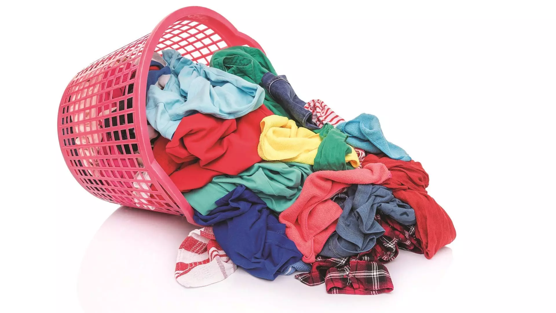 Rrobat që derdhen nga një shportë, që simbolizojnë sfidat e larjes së rrobave me ADHD