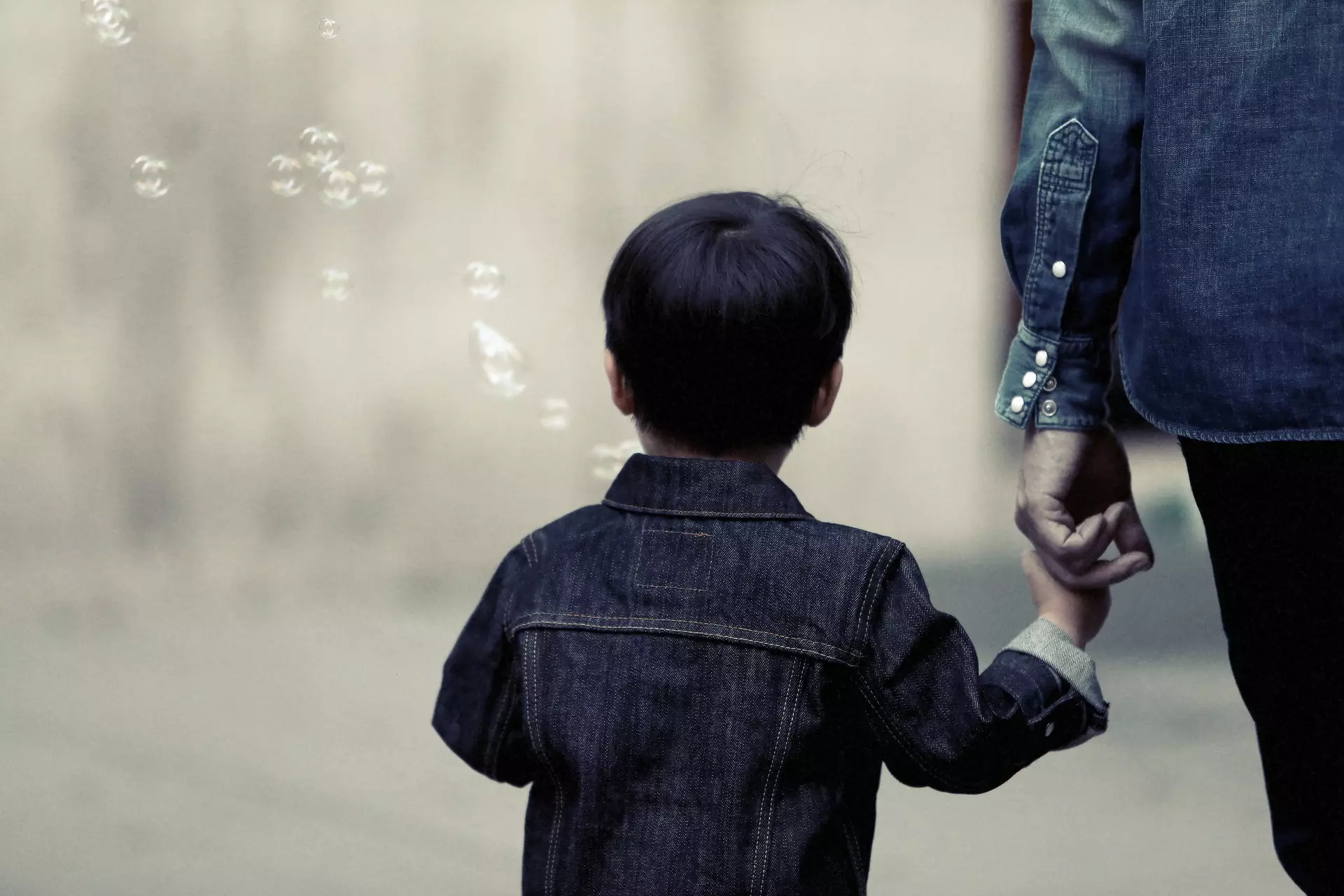 Родител со загрижено дете со АДХД дува меурчиња за да се ослободи од стресот