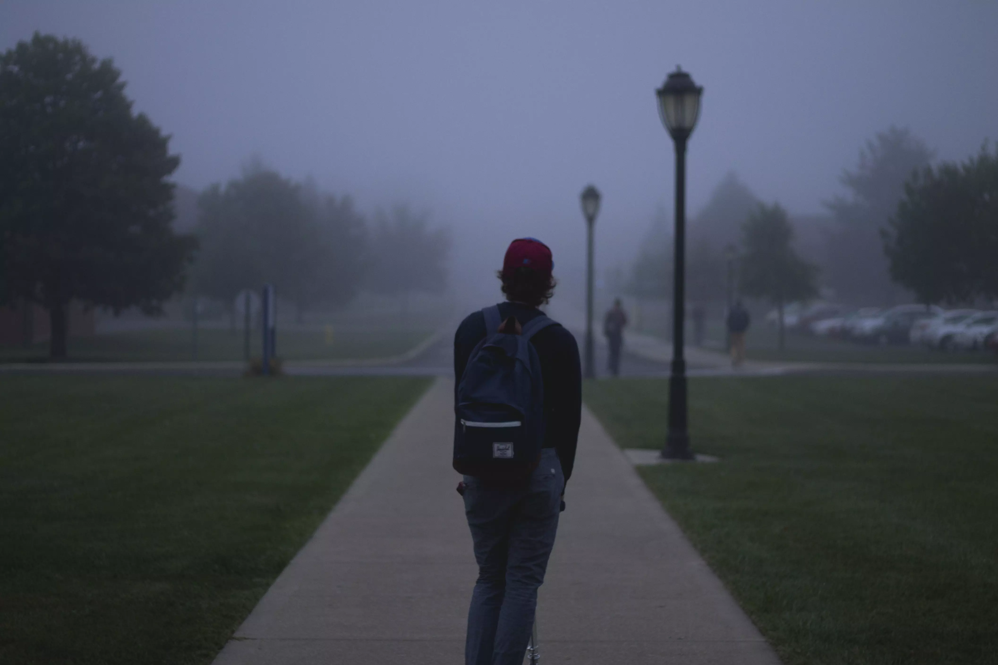 Κολεγιακό παιδί με ADD περπατά στην πανεπιστημιούπολη μέσα στην ομίχλη