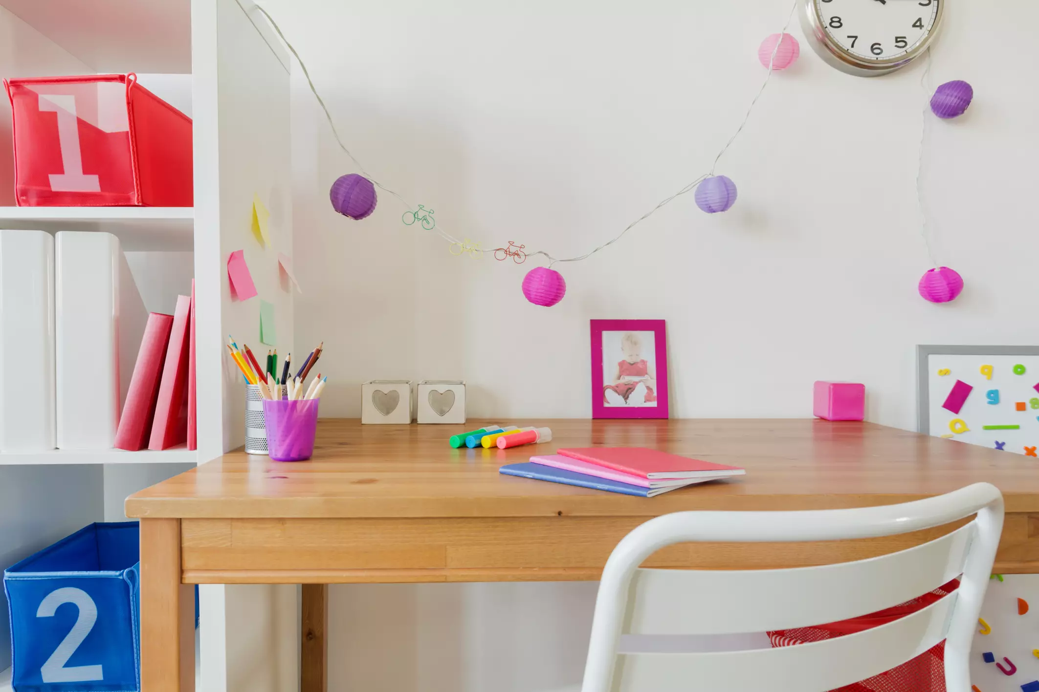 ADHD 아동을 위한 책상, 의자 및 큐비가 있는 정리된 공간