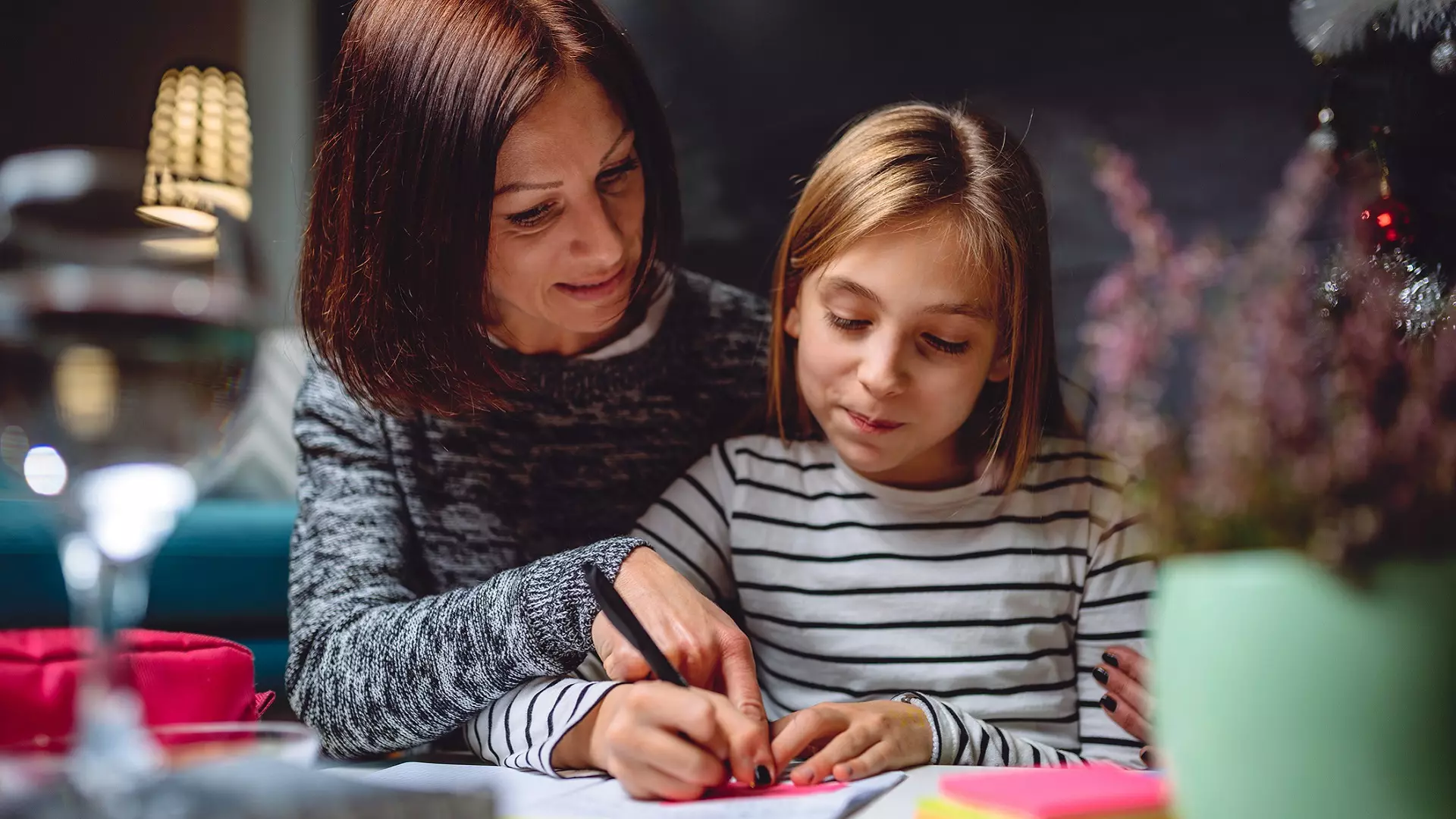 Una madre crea un andamiaje instructivo para ayudar a su hija adolescente con la tarea.