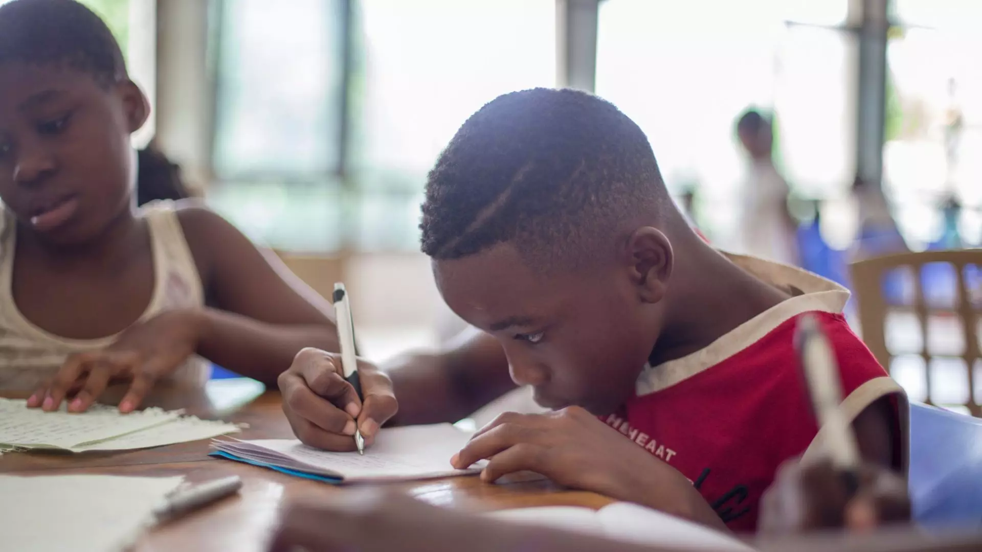 Seorang budak lelaki memberi tumpuan kepada kerja sekolahnya berkat sokongan ibu bapa untuk ADHDnya