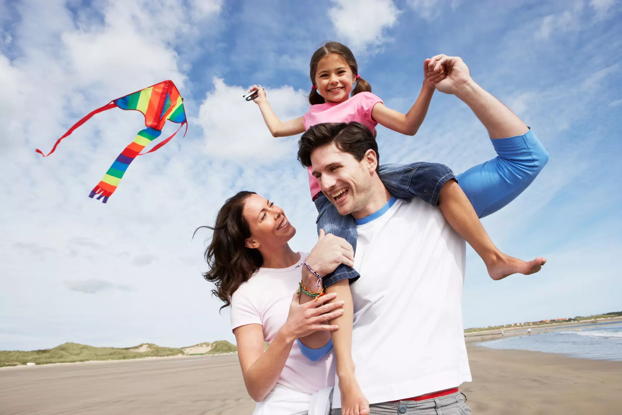 En familie ferierer glad på stranden. Deres datters ADHD stofferie er en succes.